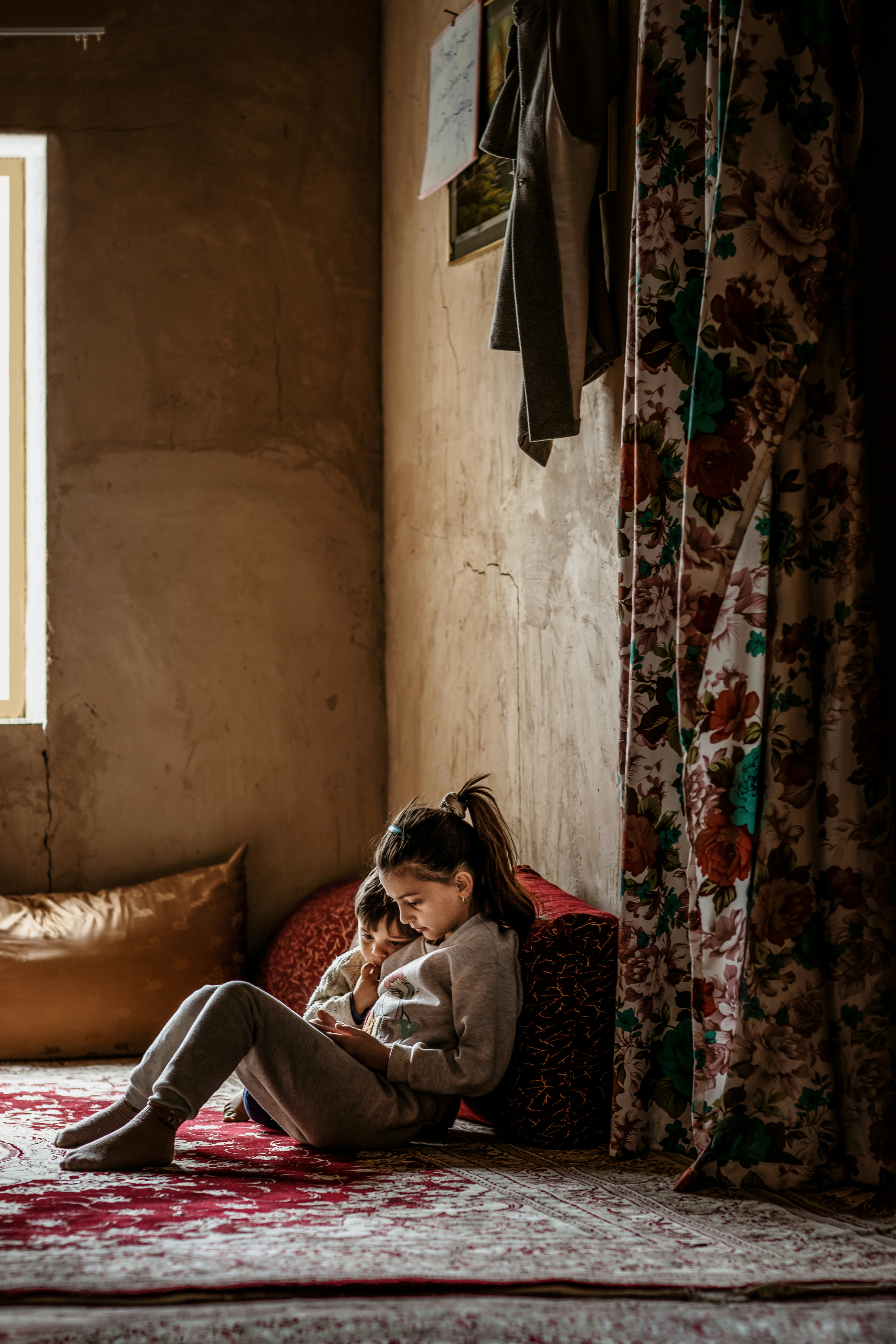 Sibling Reading Corner: Quiet Concentration in a Sunlit Room
