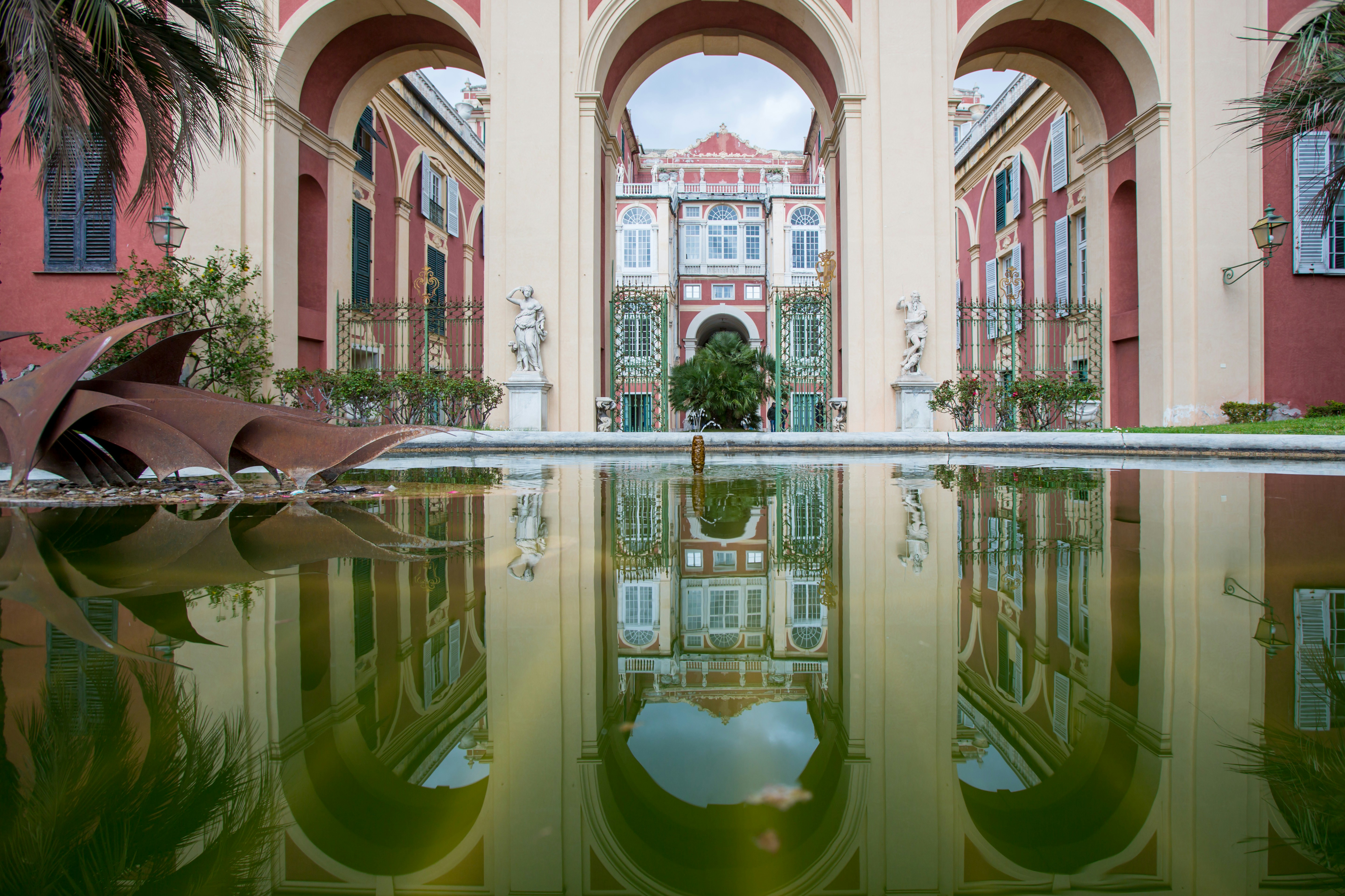 Symmetrical Courtyard Reflections: Archways Framing a Central Garden