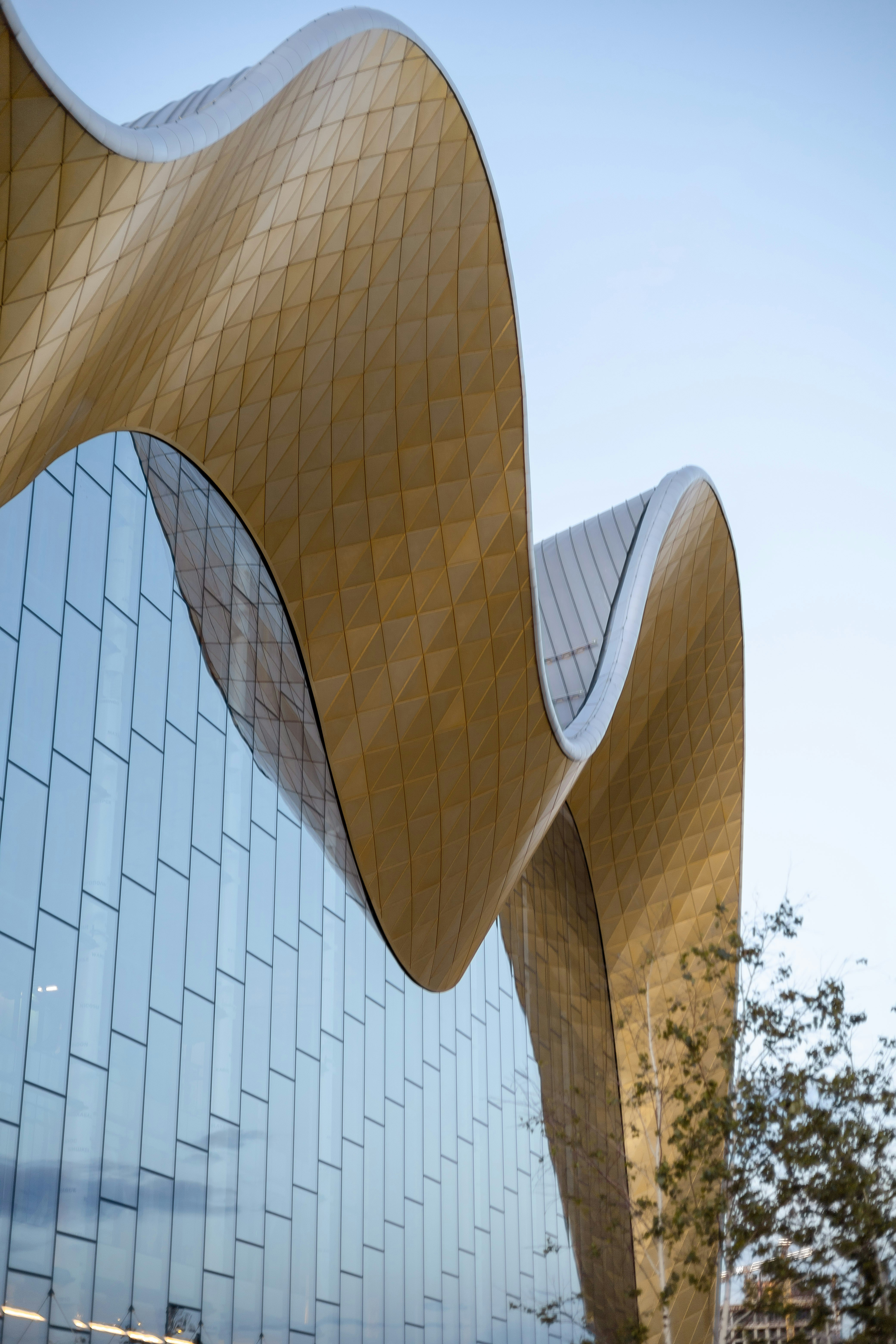 Curved Golden Wave: Architecture in Motion
