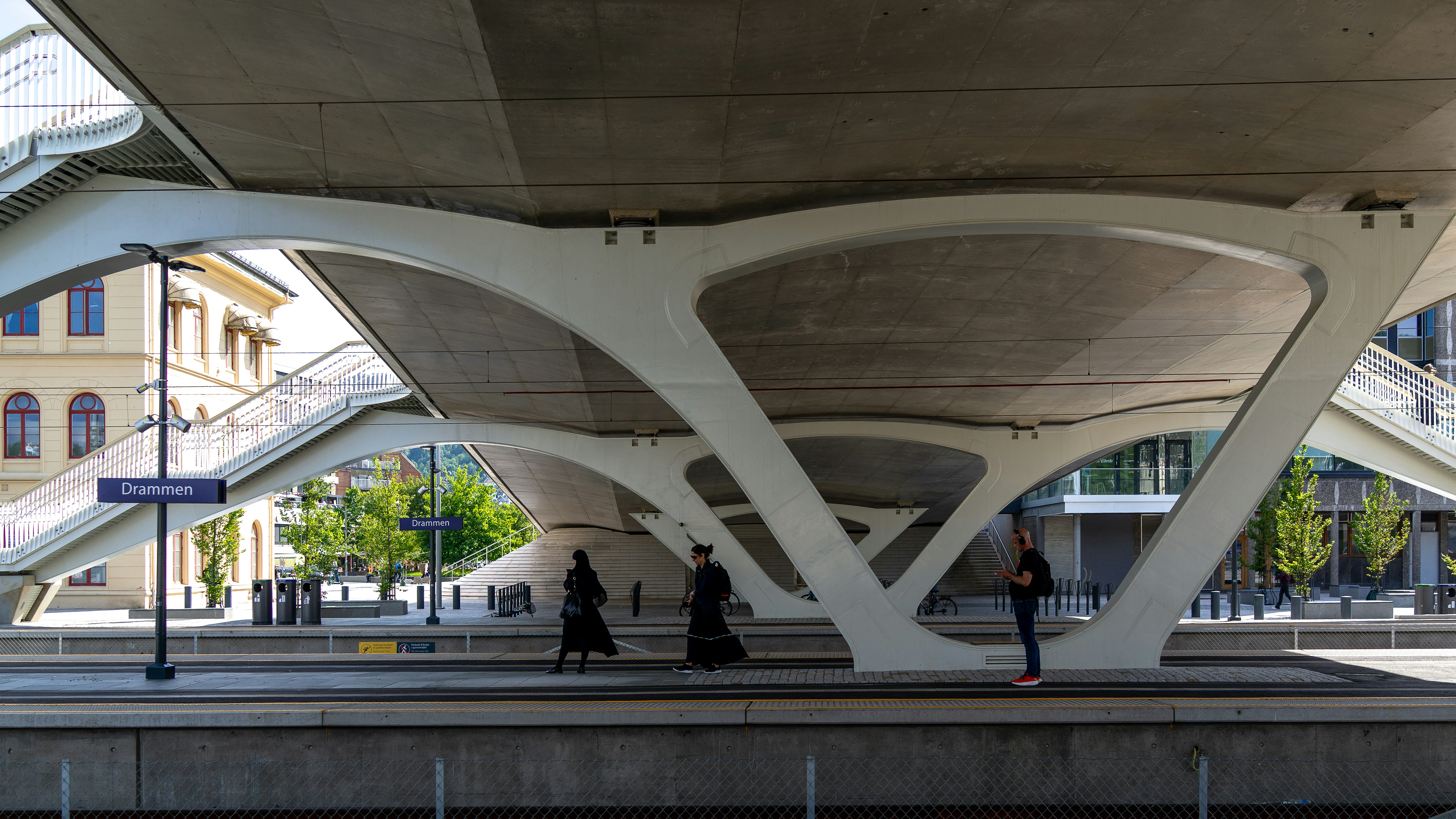 Concrete Arches and Quiet Platforms Under a Modern Bridge