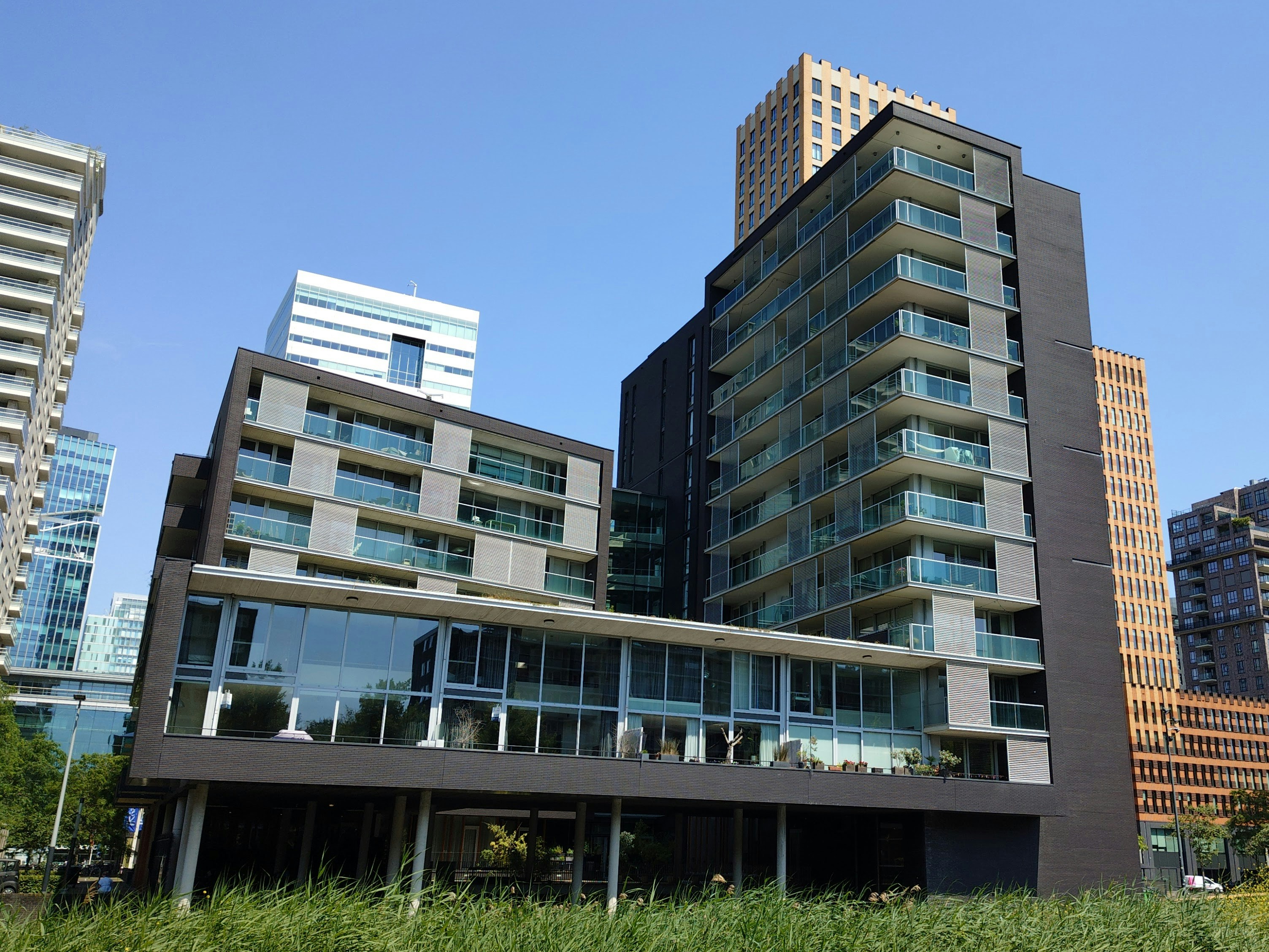 Glass Facades and Urban Geometry: A Modern Arc in the City