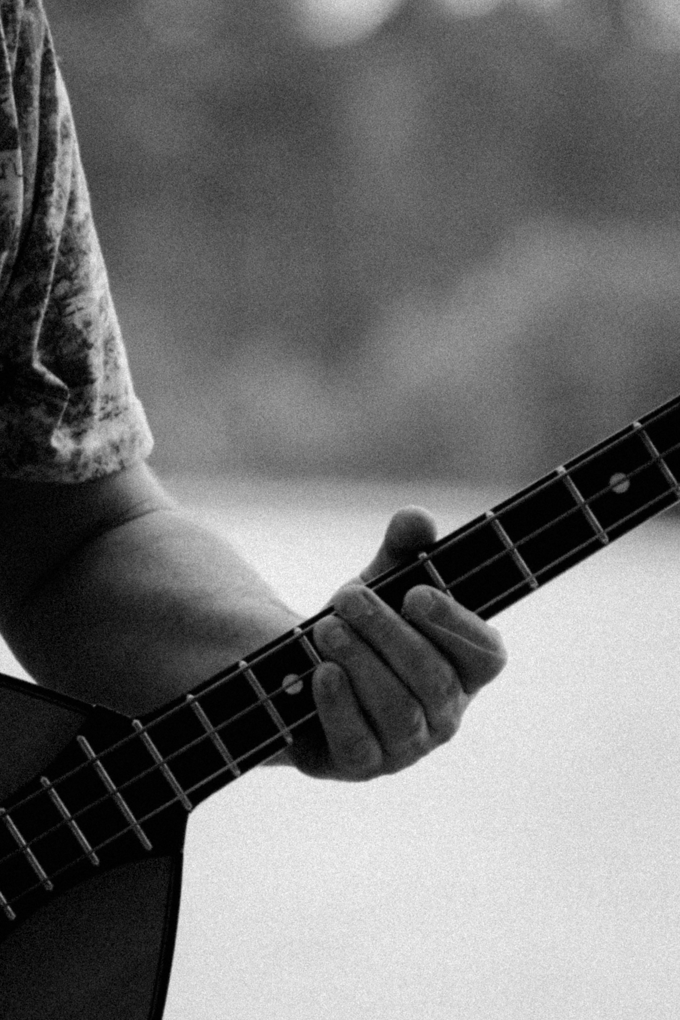 Strings in Focus: A Guitarsmoke Moment