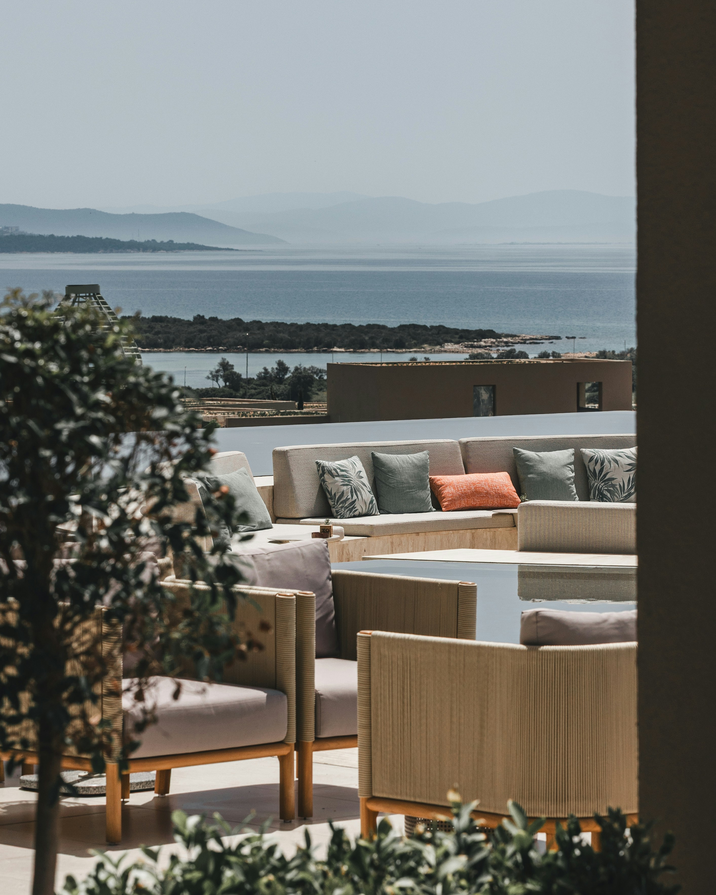 Coastal Courtyard: Sunlit Lounge Nestled by the Sea