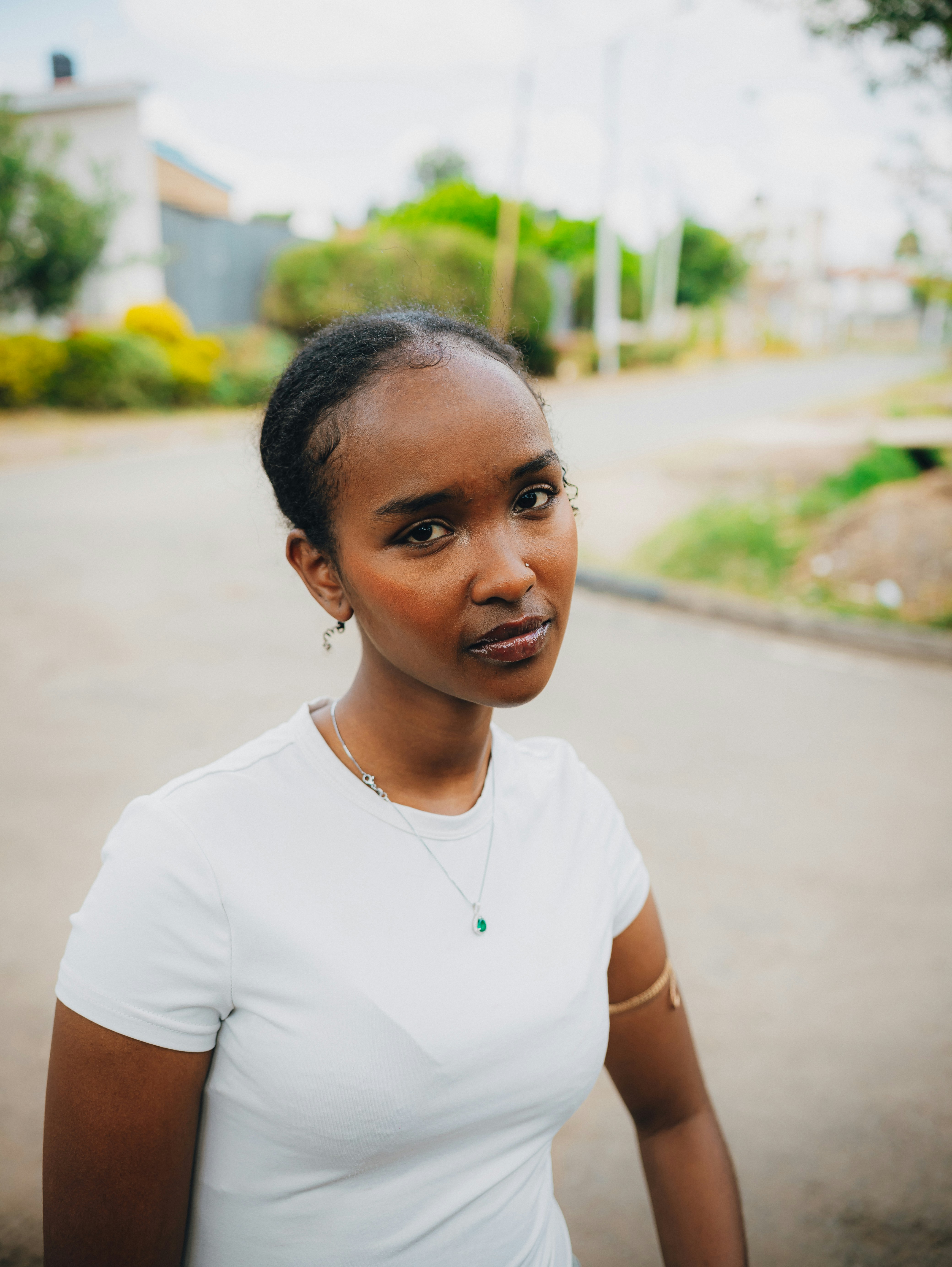 Portrait on a Quiet Street:Soft Light and Quiet Confidence