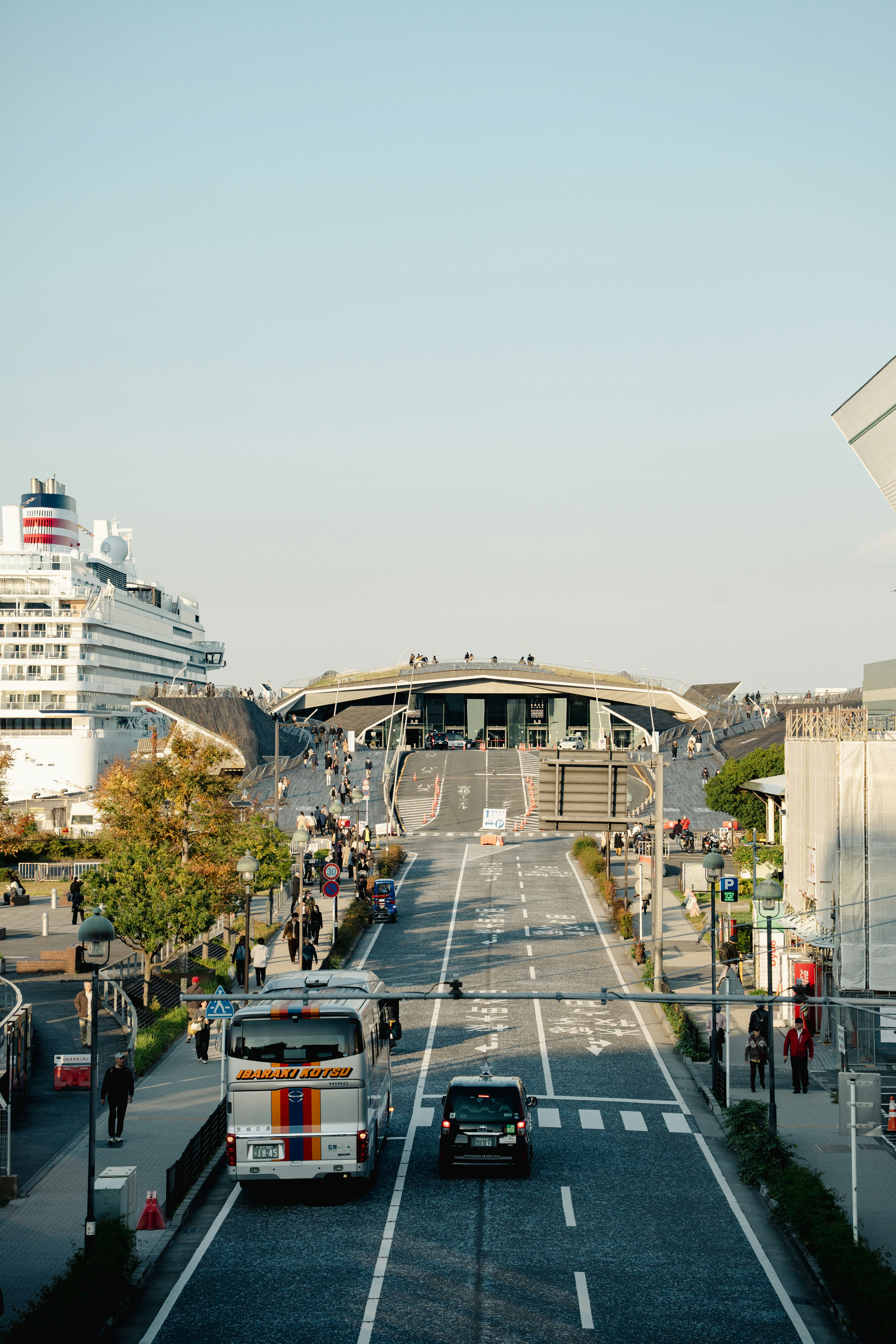 City Ramp to the Arena: A Quiet Avenue Toward the Grand Stage