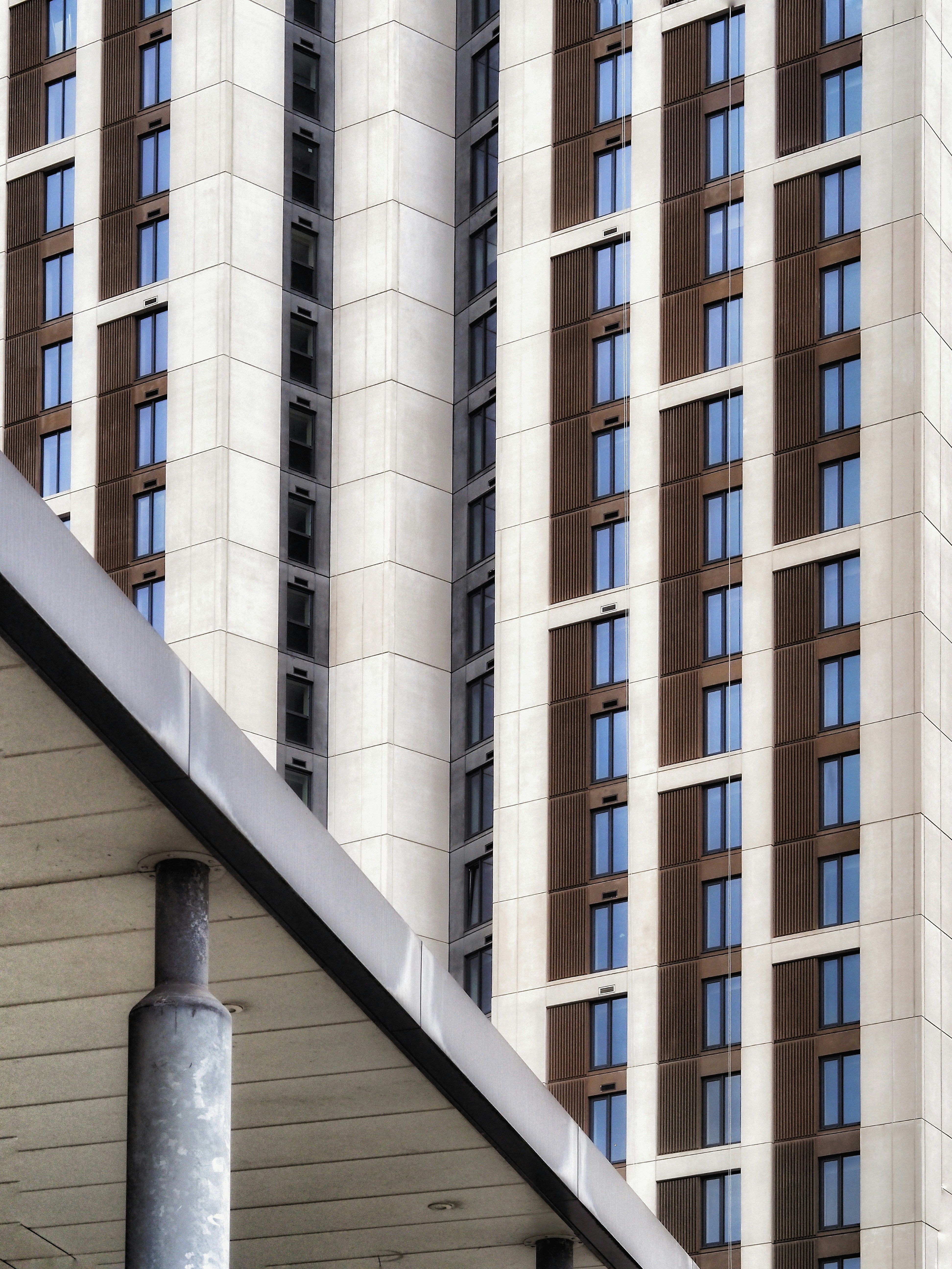 Vertical Facade Geometry: A Modern High-Rloor Perspective