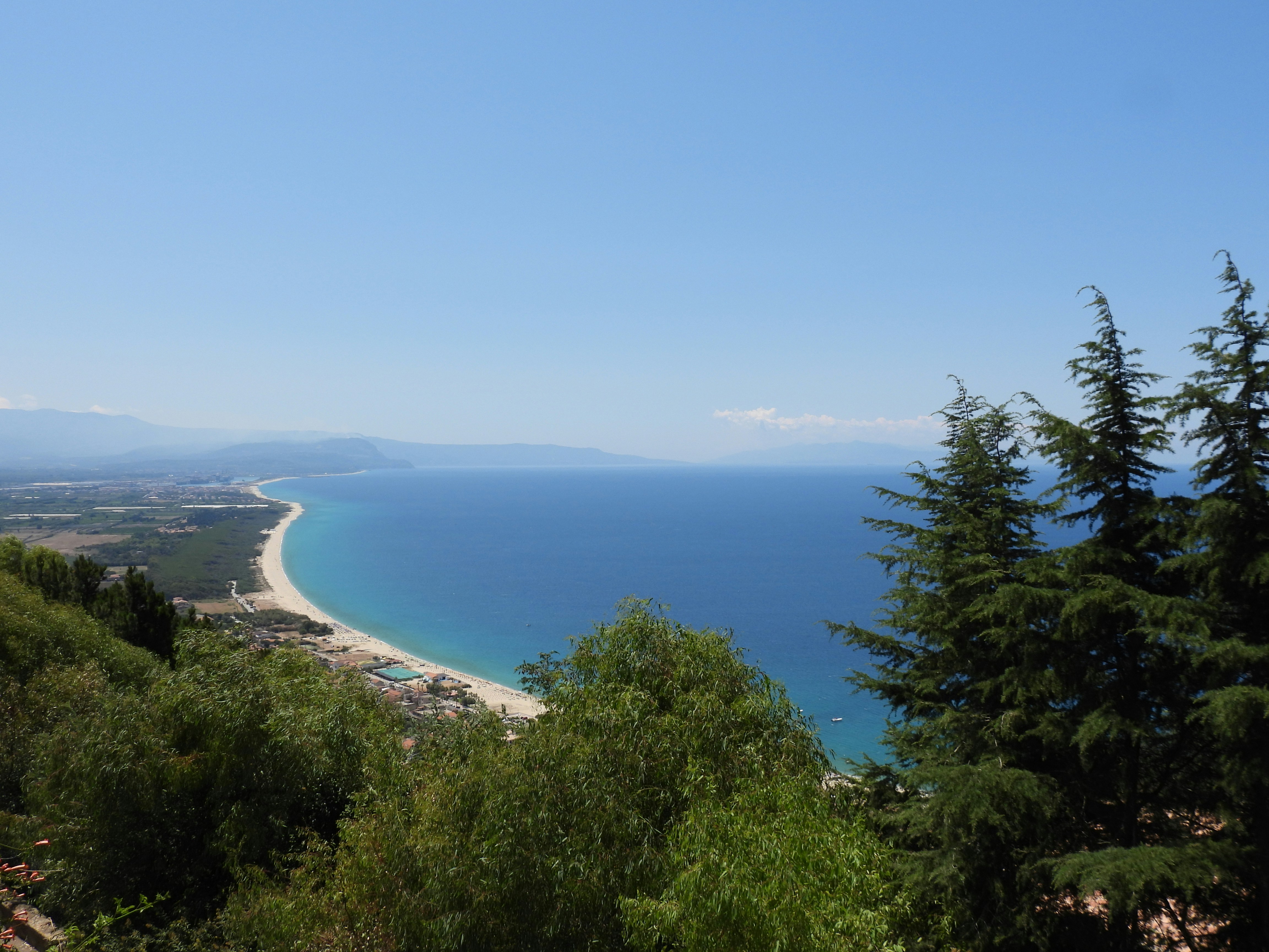Sea Breeze Over the Curving Beach: A Panoramic Coastal Vista