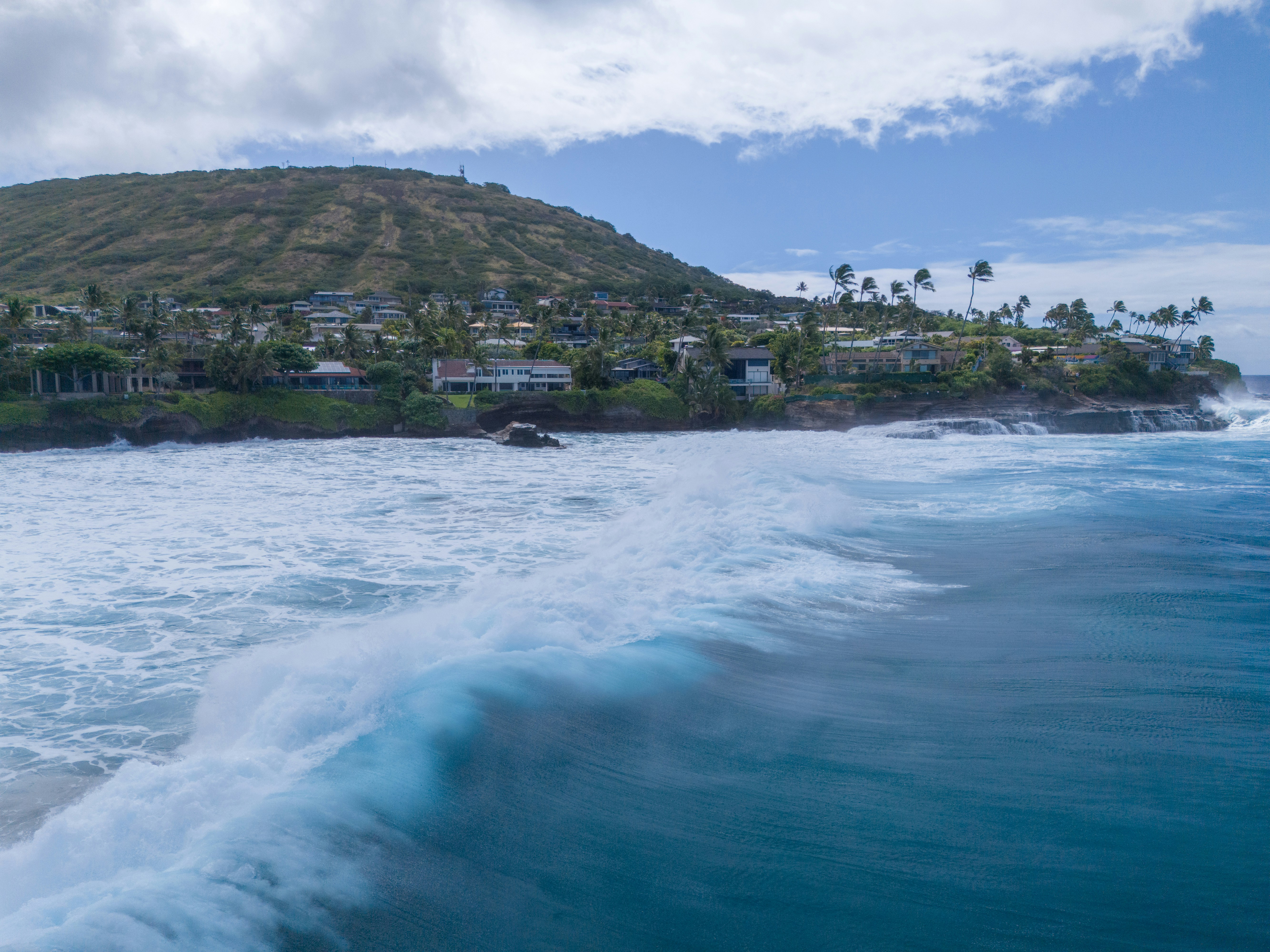 Coastal Terrace: Waves Meet a Hawaiian-Style Suburban Cliffs