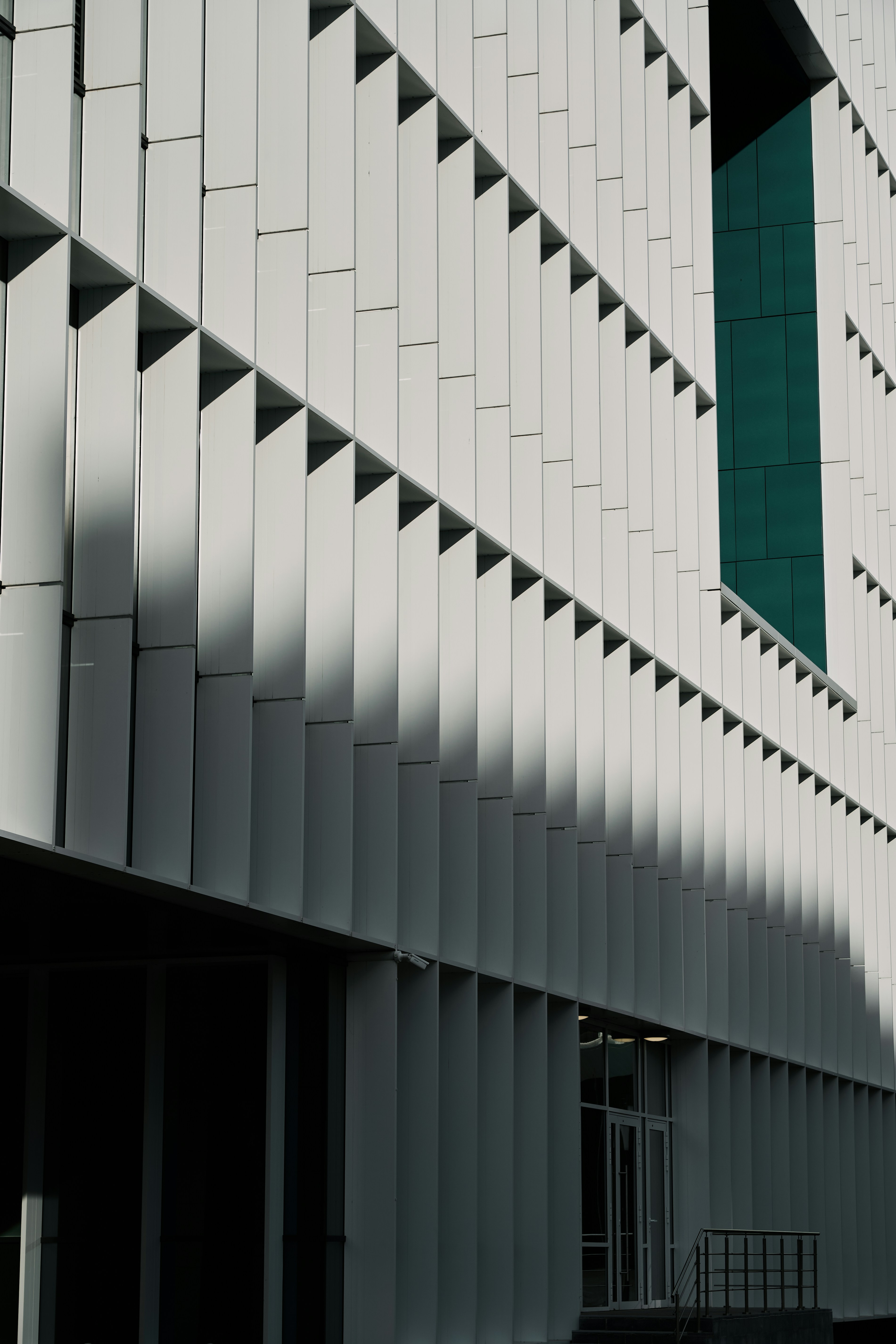 Angular Facade: Light and Shadow on a Modern Corporate Skin