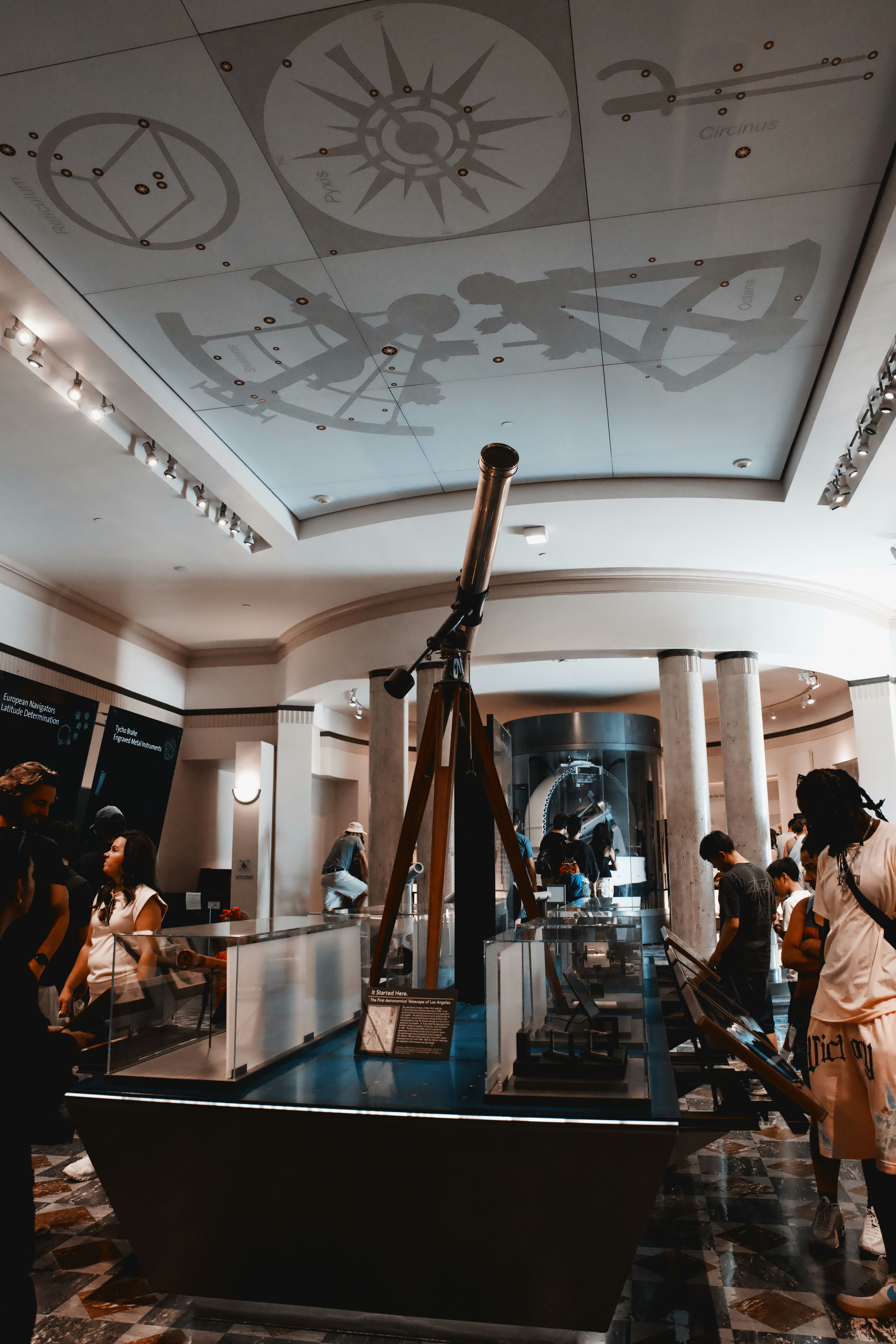 A Gravity of Time: Telescope and Visitors in a Museum Hall