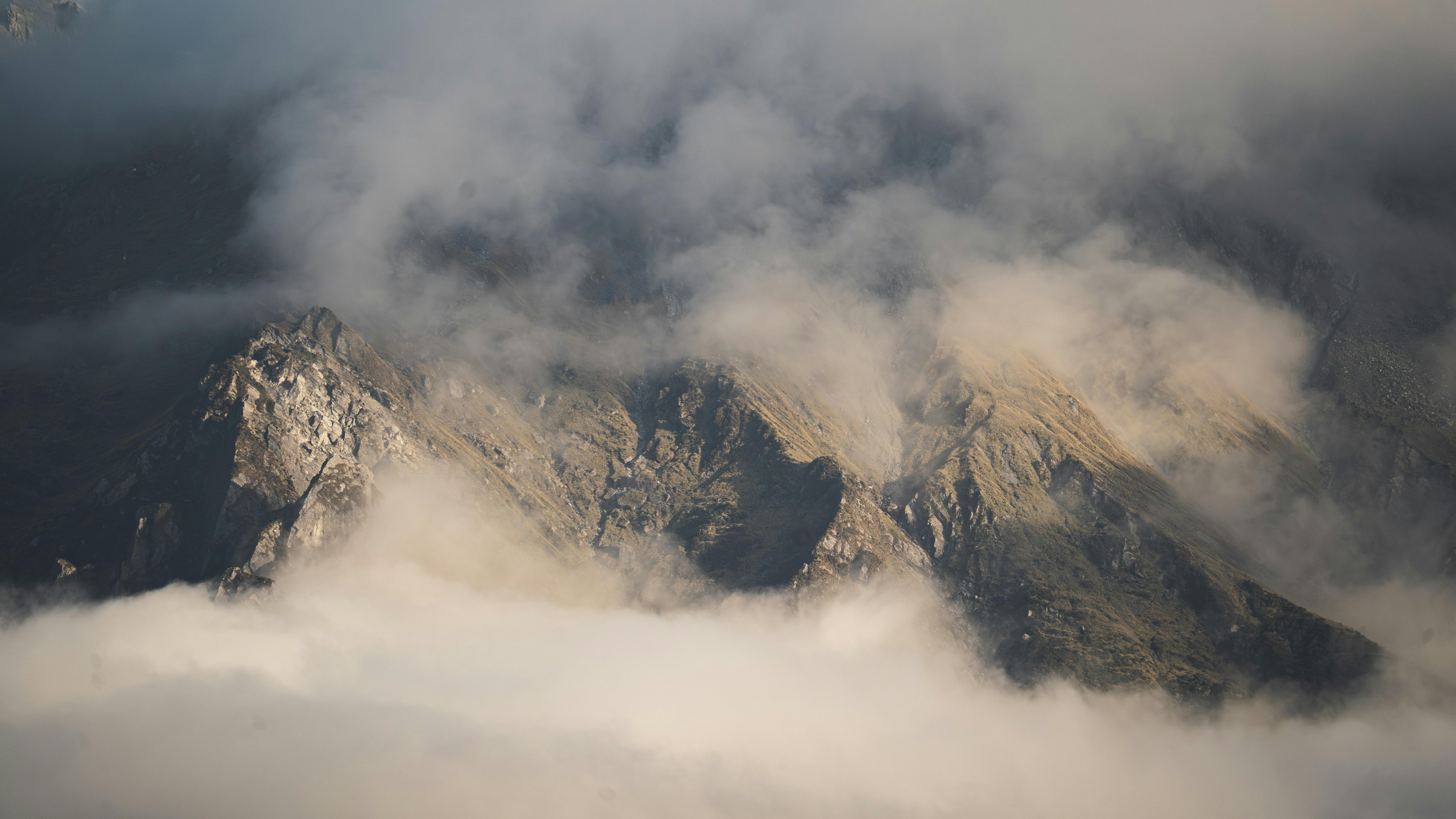 Ridge Between Clouds: A Quiet Peak Emerging from Mist