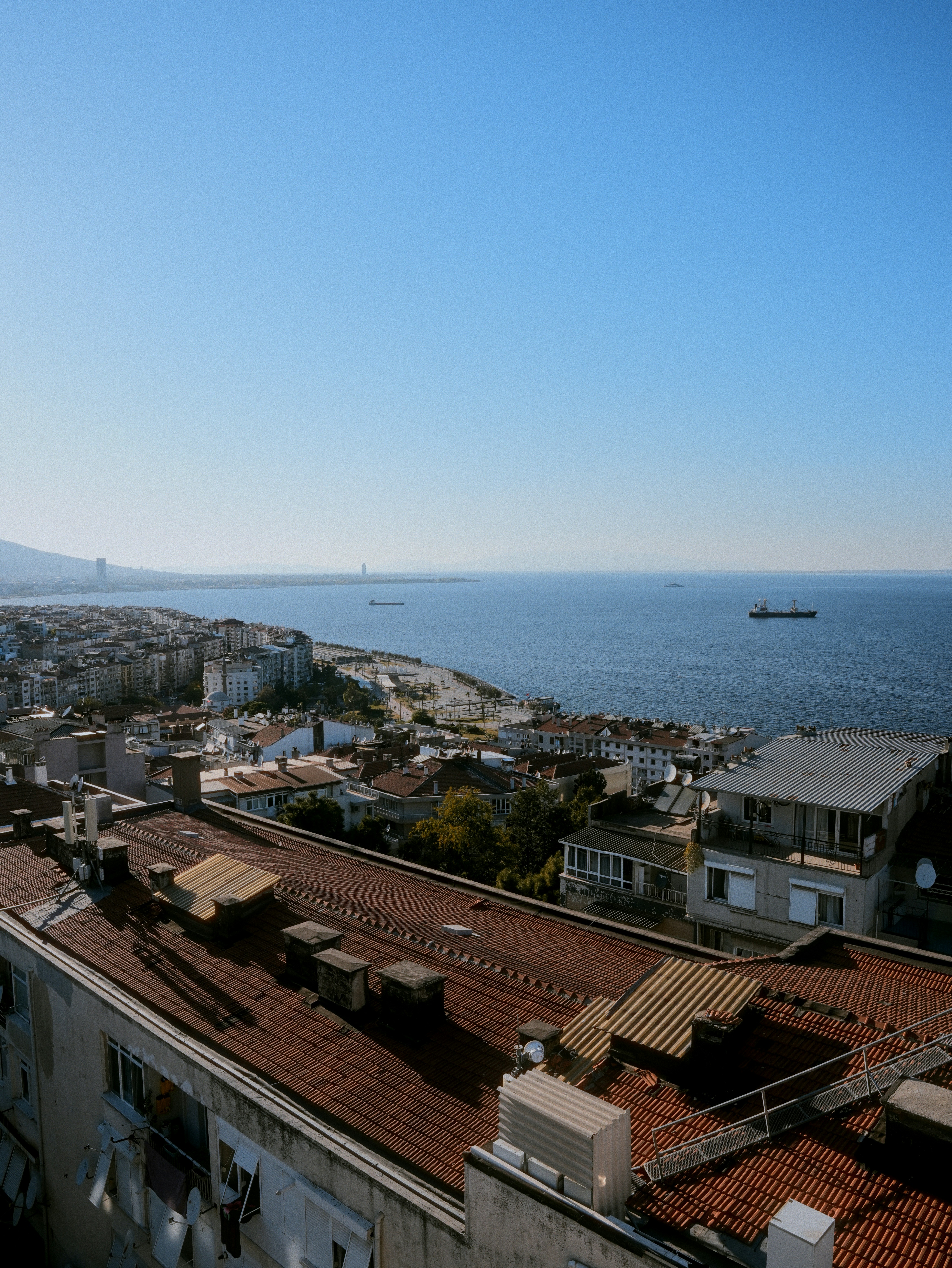 Coastal Cliffline Beneath a Clear Horizon
