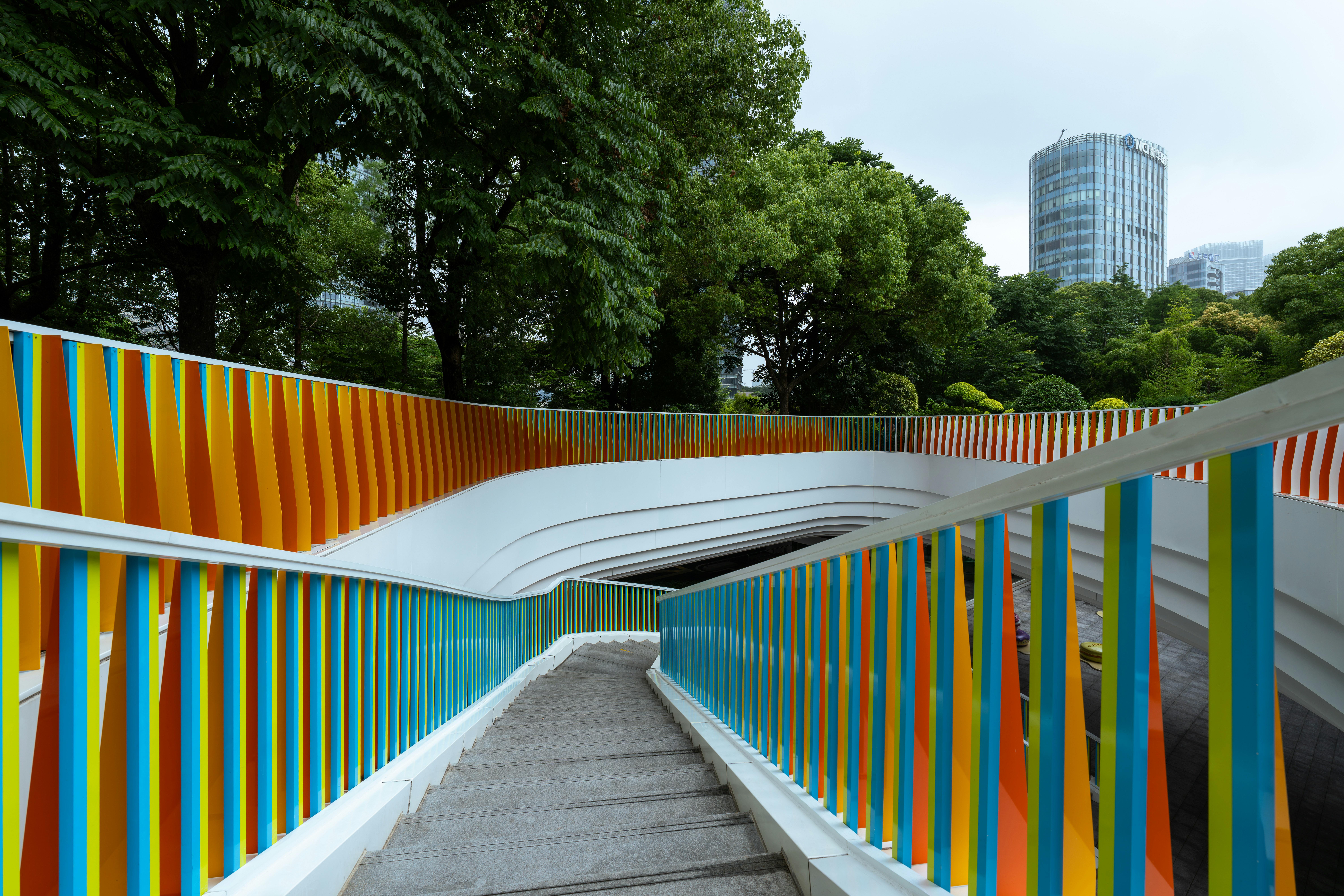 Color Walk: A Visually Striking Pedestrian Bridge Framing a Cityscape