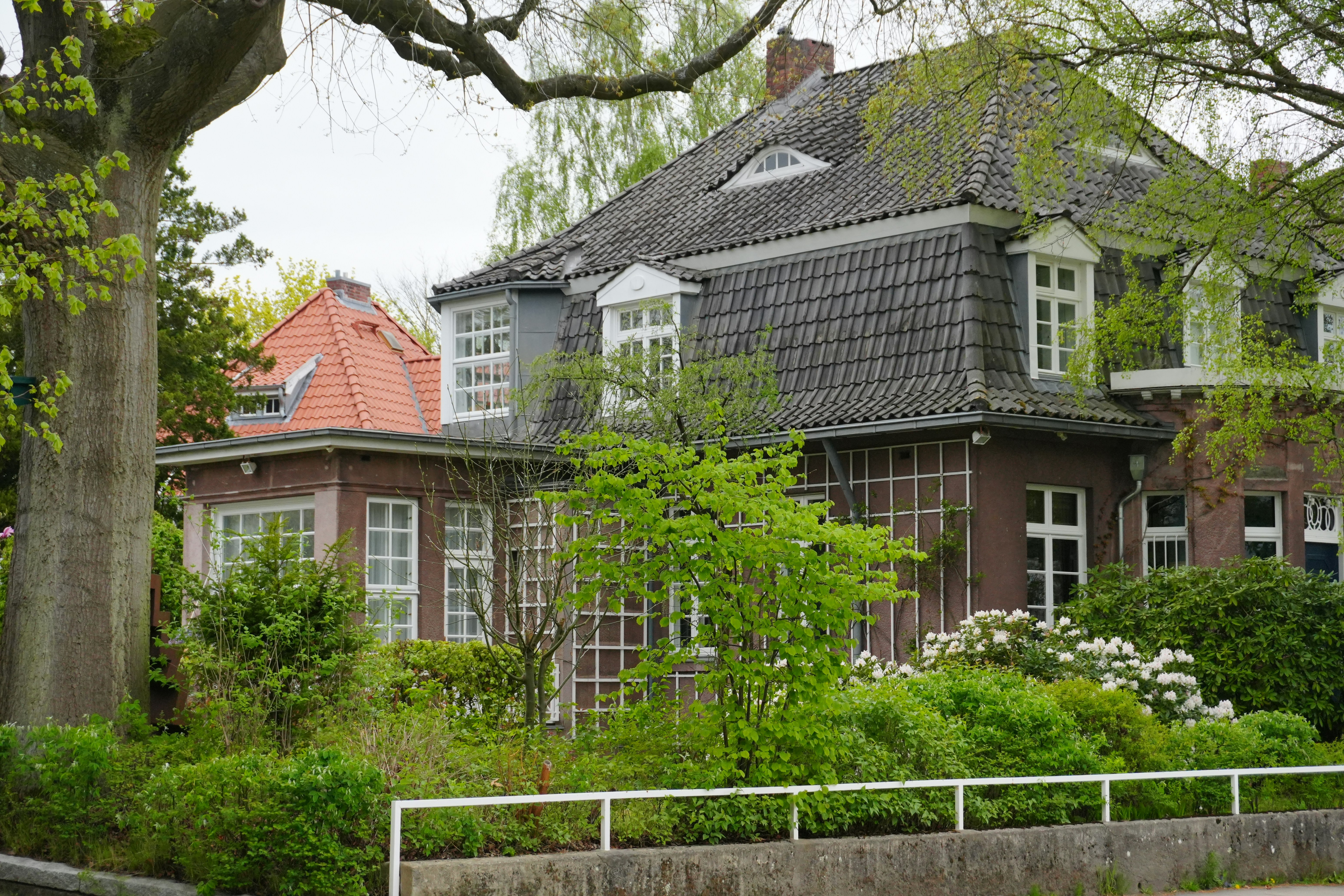 Charm in the Gridded Gables: A Green Suburban House Amid Leafy Borders