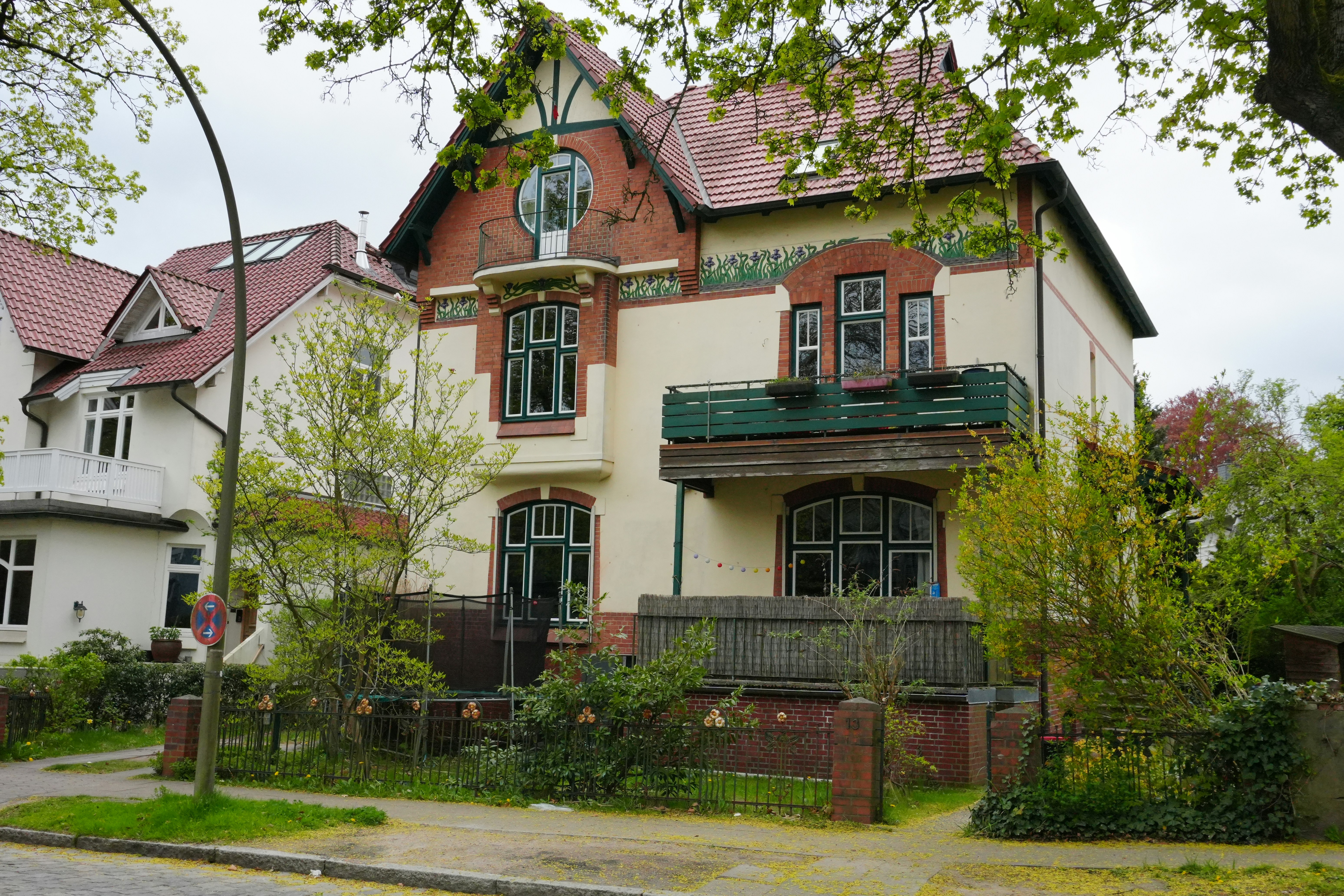 Brick-and-Plaster Villa with Verdant Frame