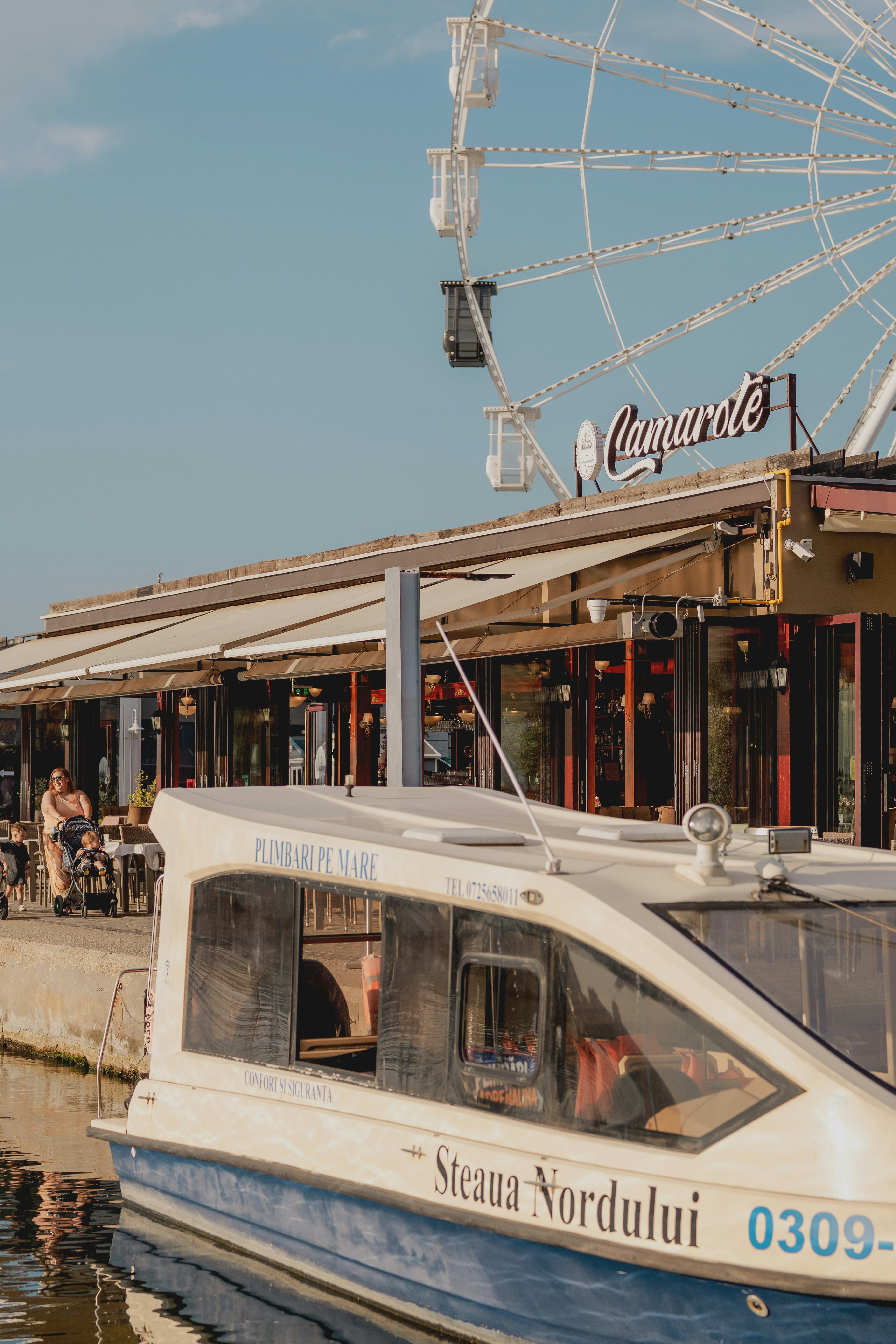 Lakeside Café Under the Ferris Wheel