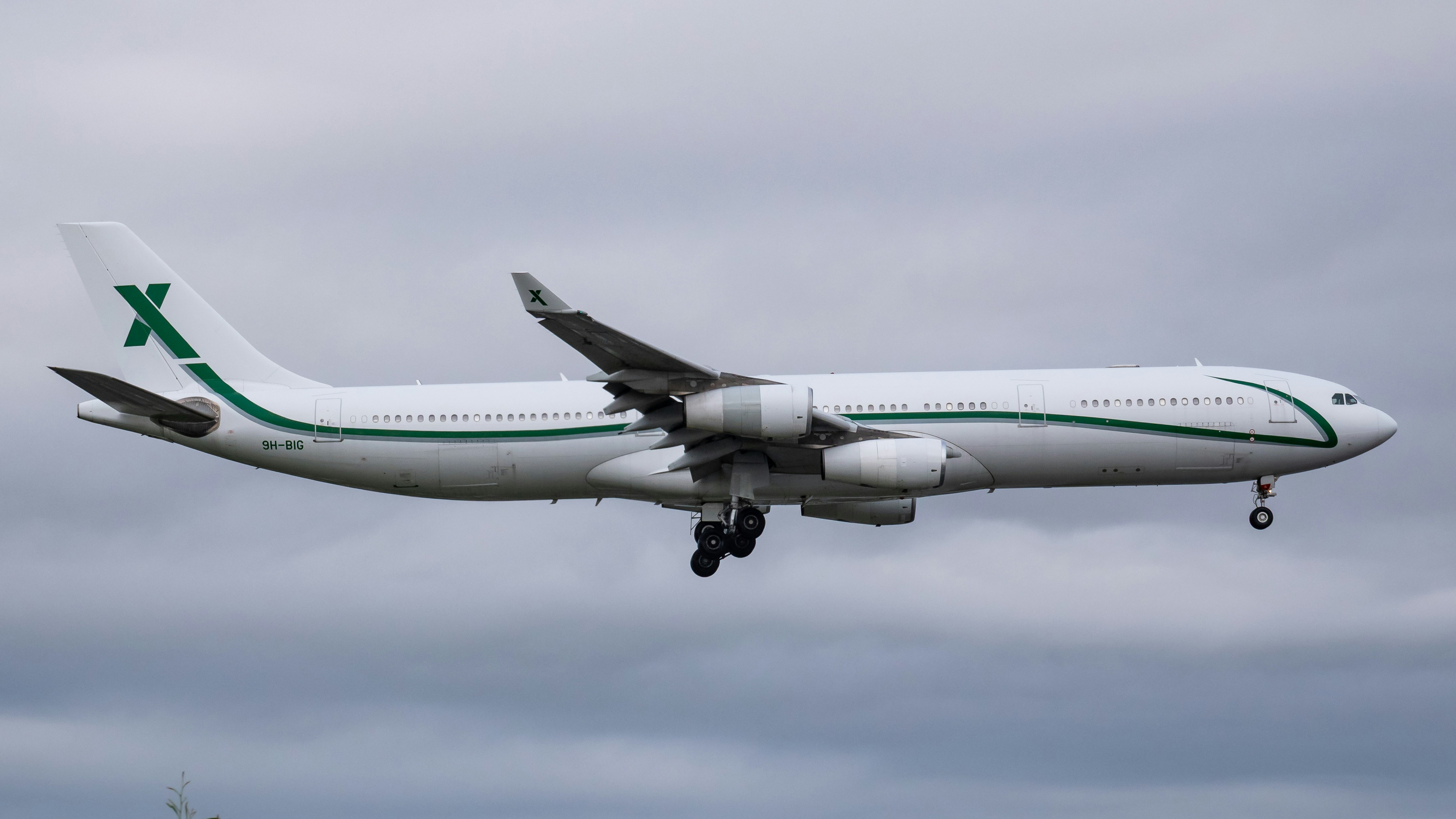Transatlantic Dreamliner in Transit
