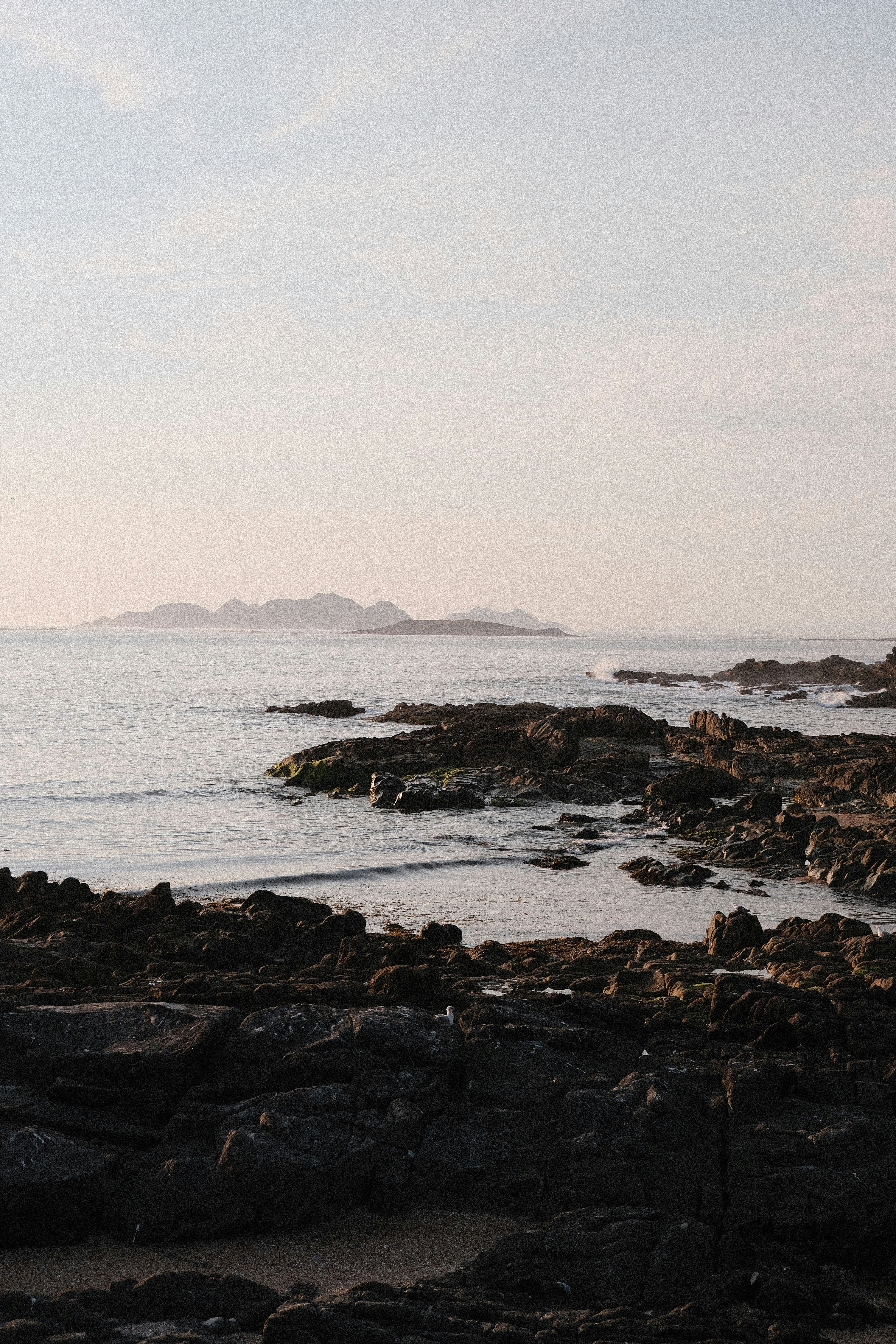 Tide-Wedged Rocks at Dusk: A Quiet Coastal Panorama
