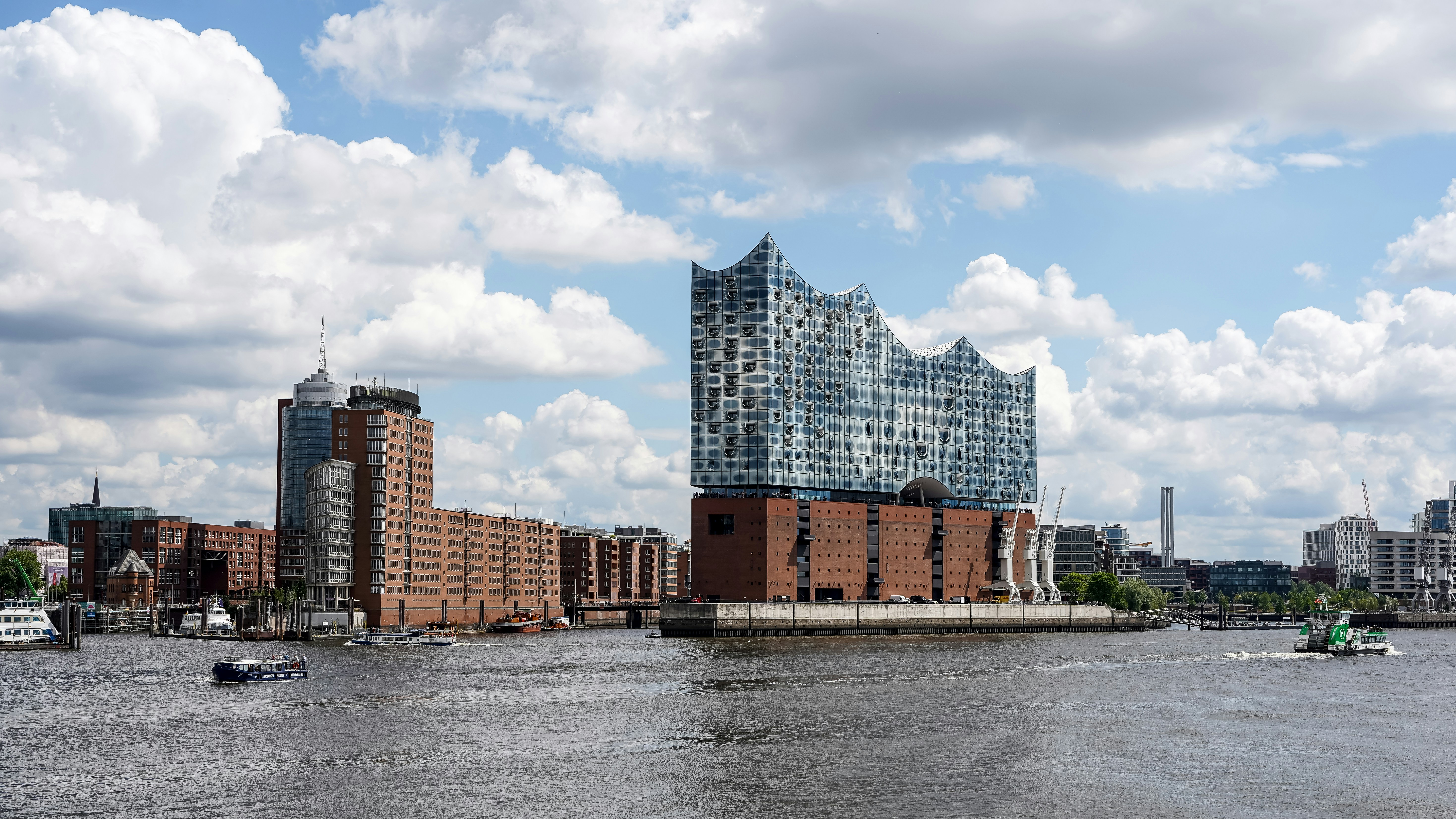 Waves of Glass: The HafenCity Silhouettes by the river