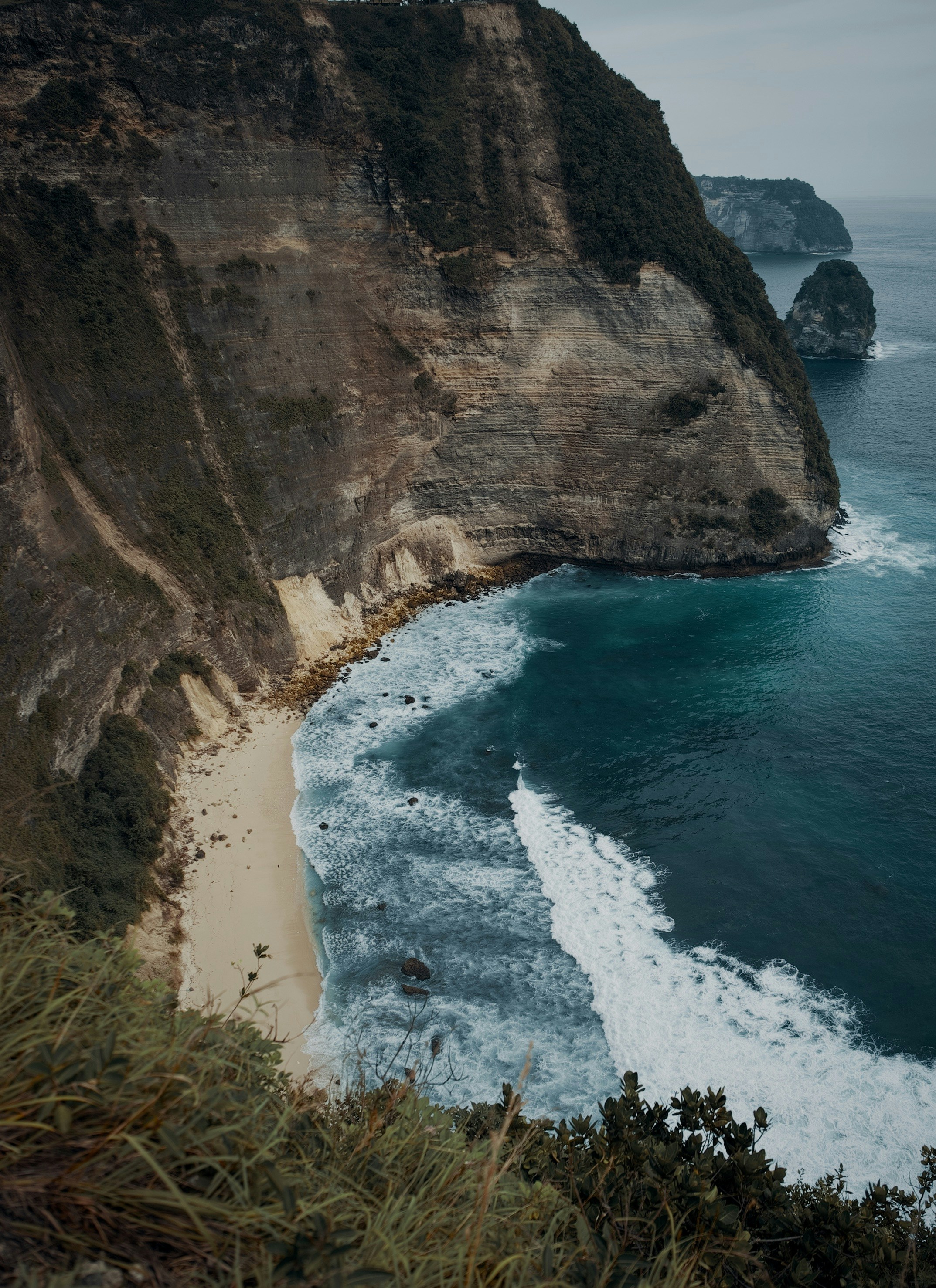 Cliffside Cove: A Quiet Descent to the Shore