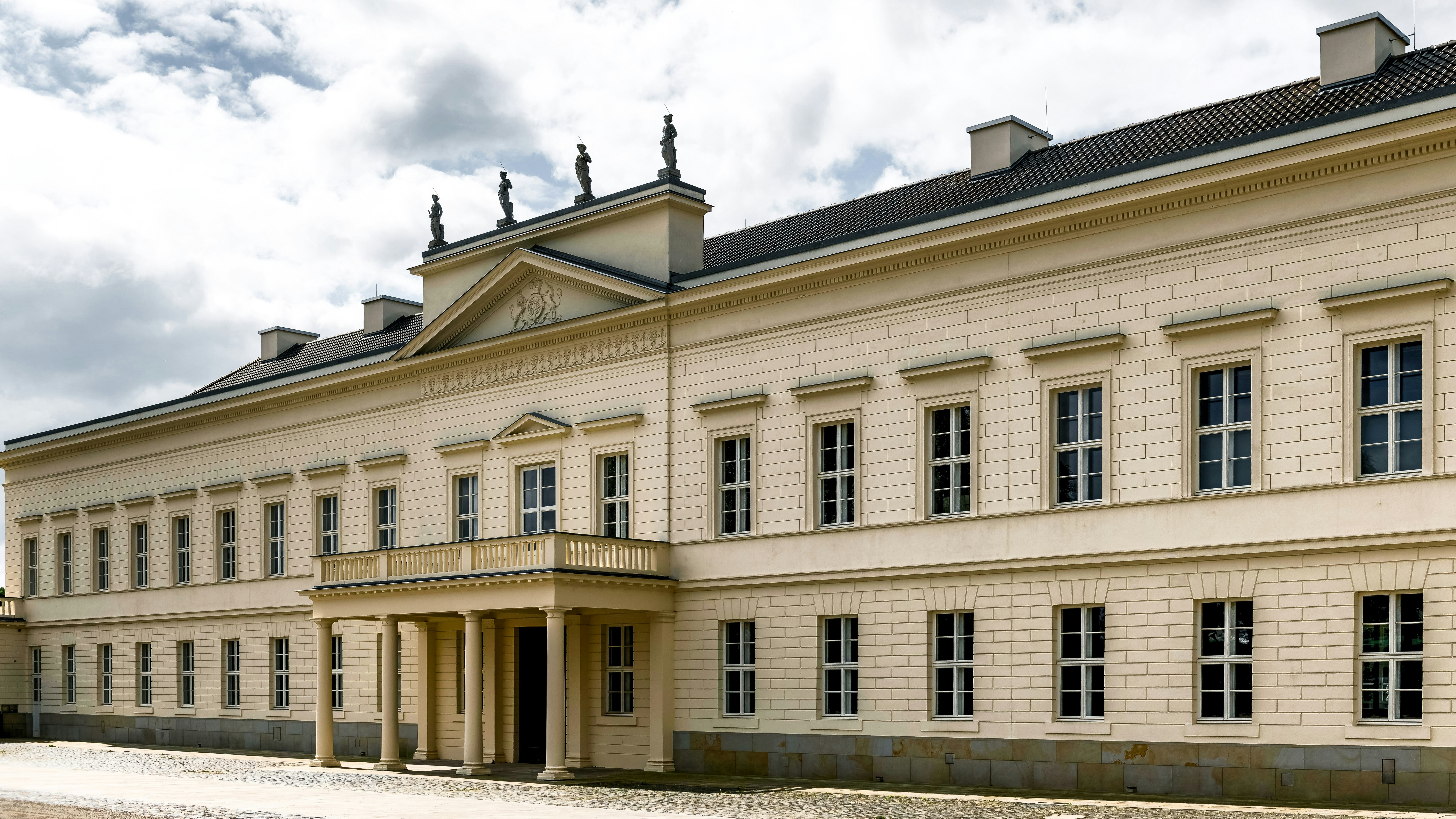 Classical Facade: A Scholarly Building with Baroque Proportions