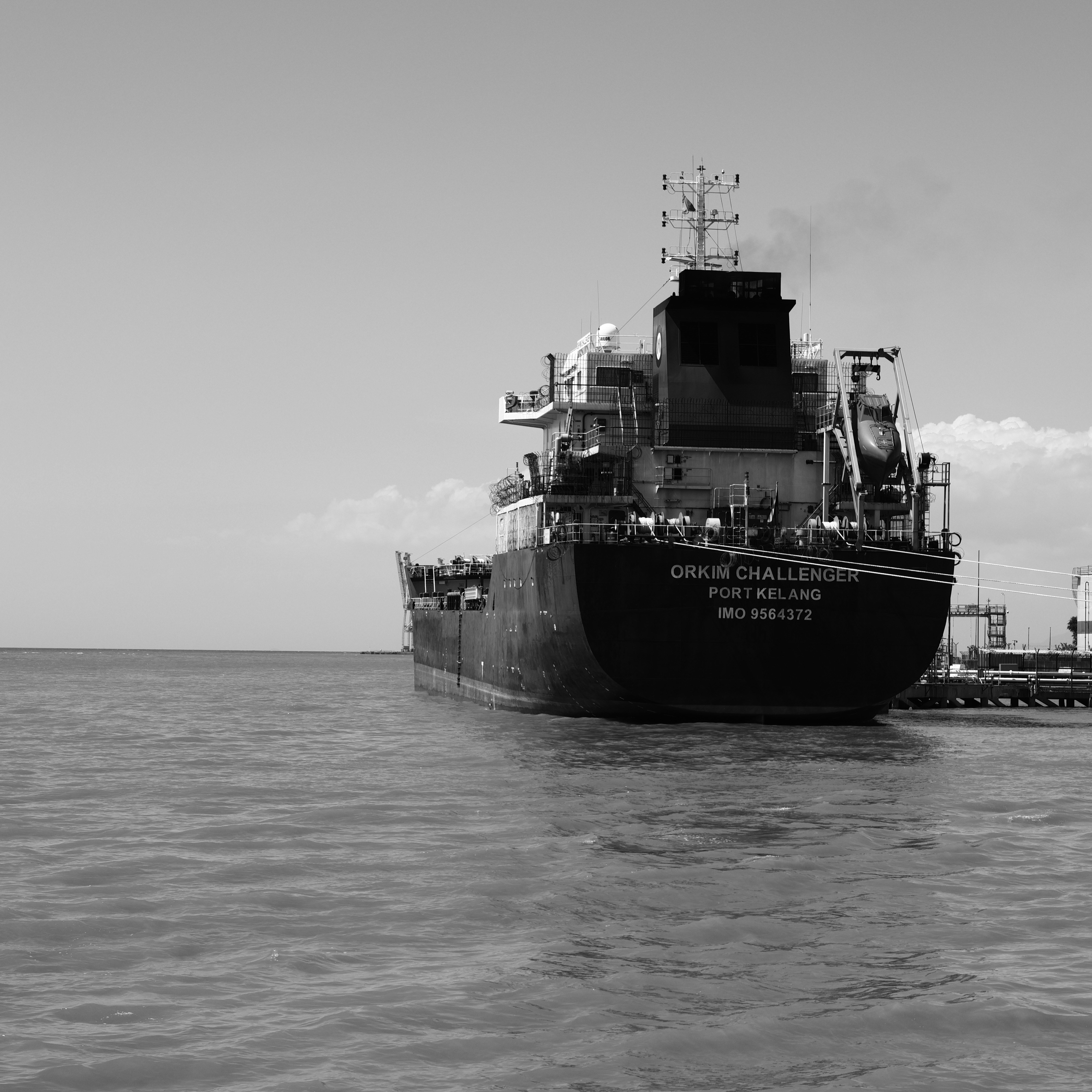 Industrial Giant at the Horizon: A Quiet Vessel Dominates the Segment of Calm Water