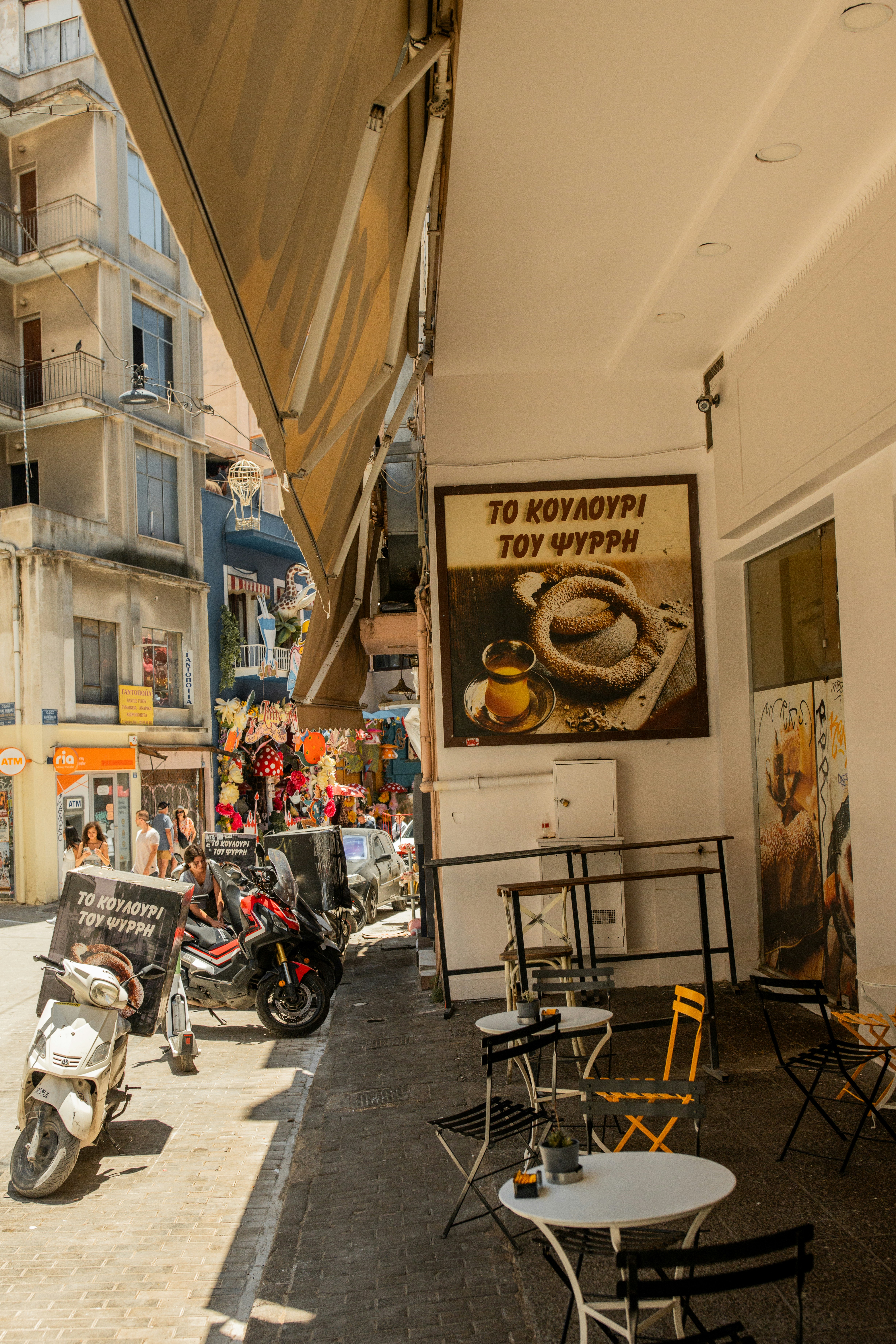 Café Alleyway: Sunlit Tables Amid Urban Rhythm