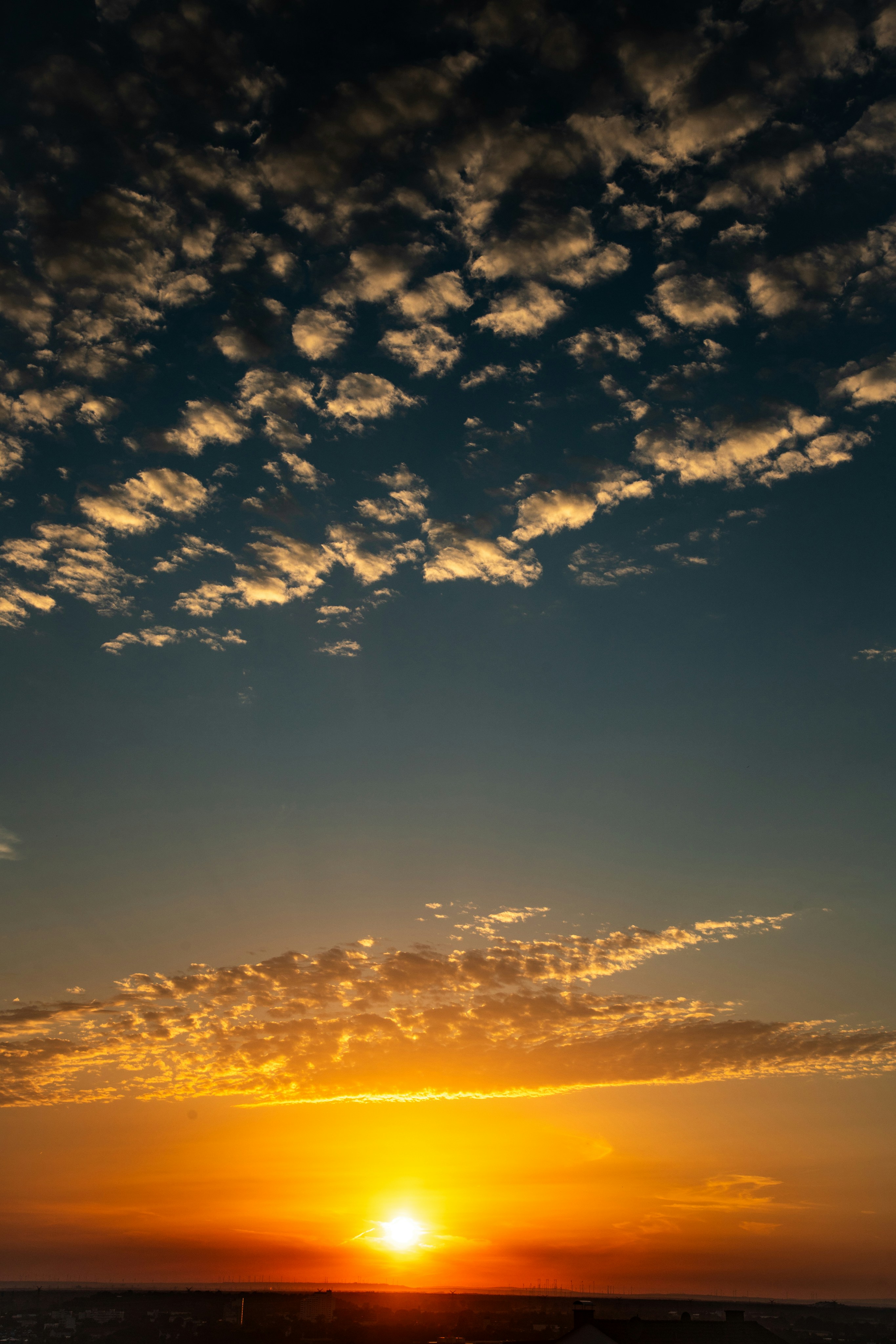 Horizon at Gold: A Quiet Sunset Over the Quiet Sea