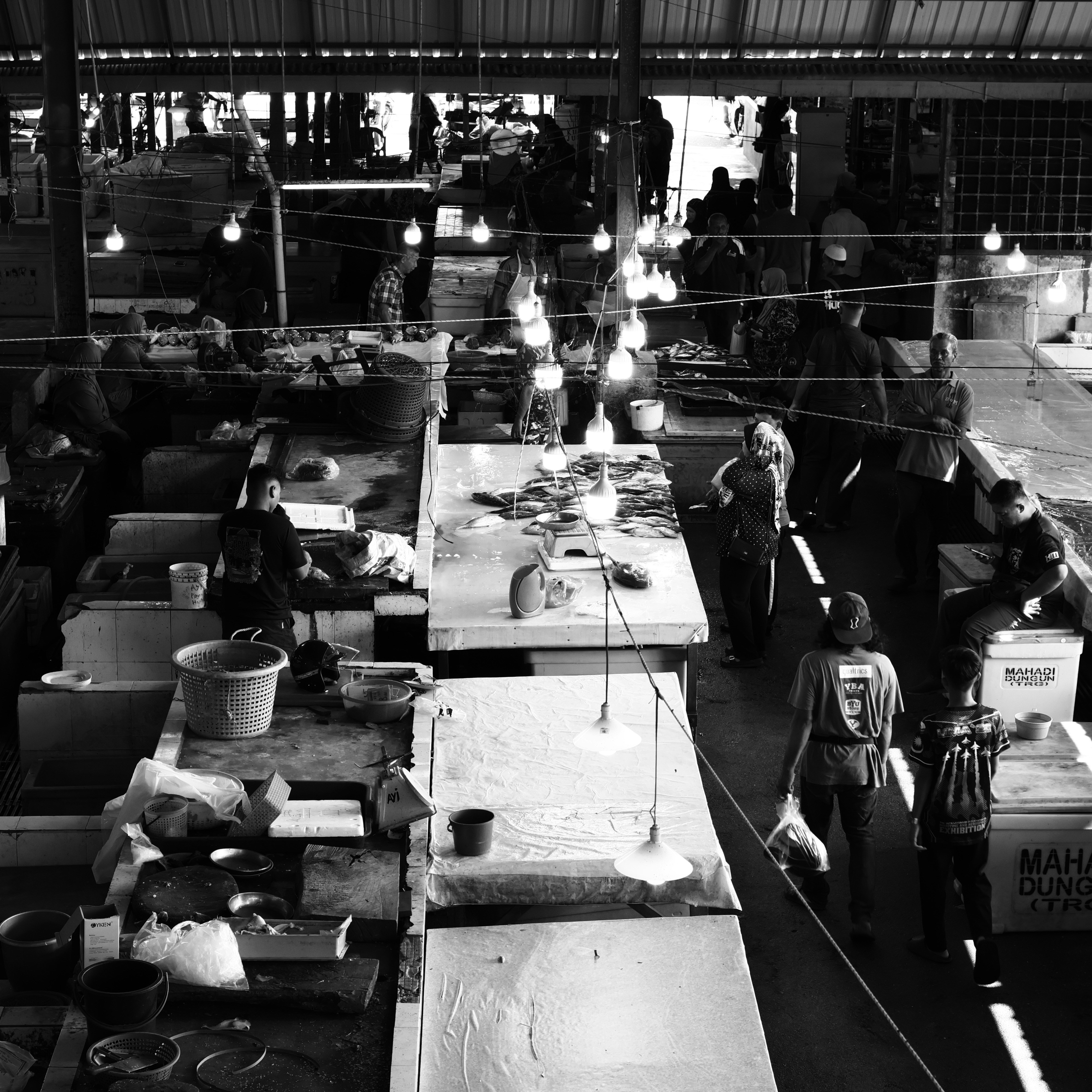 Market Kitchen: Aerial Pulse of a Busy Food Hall