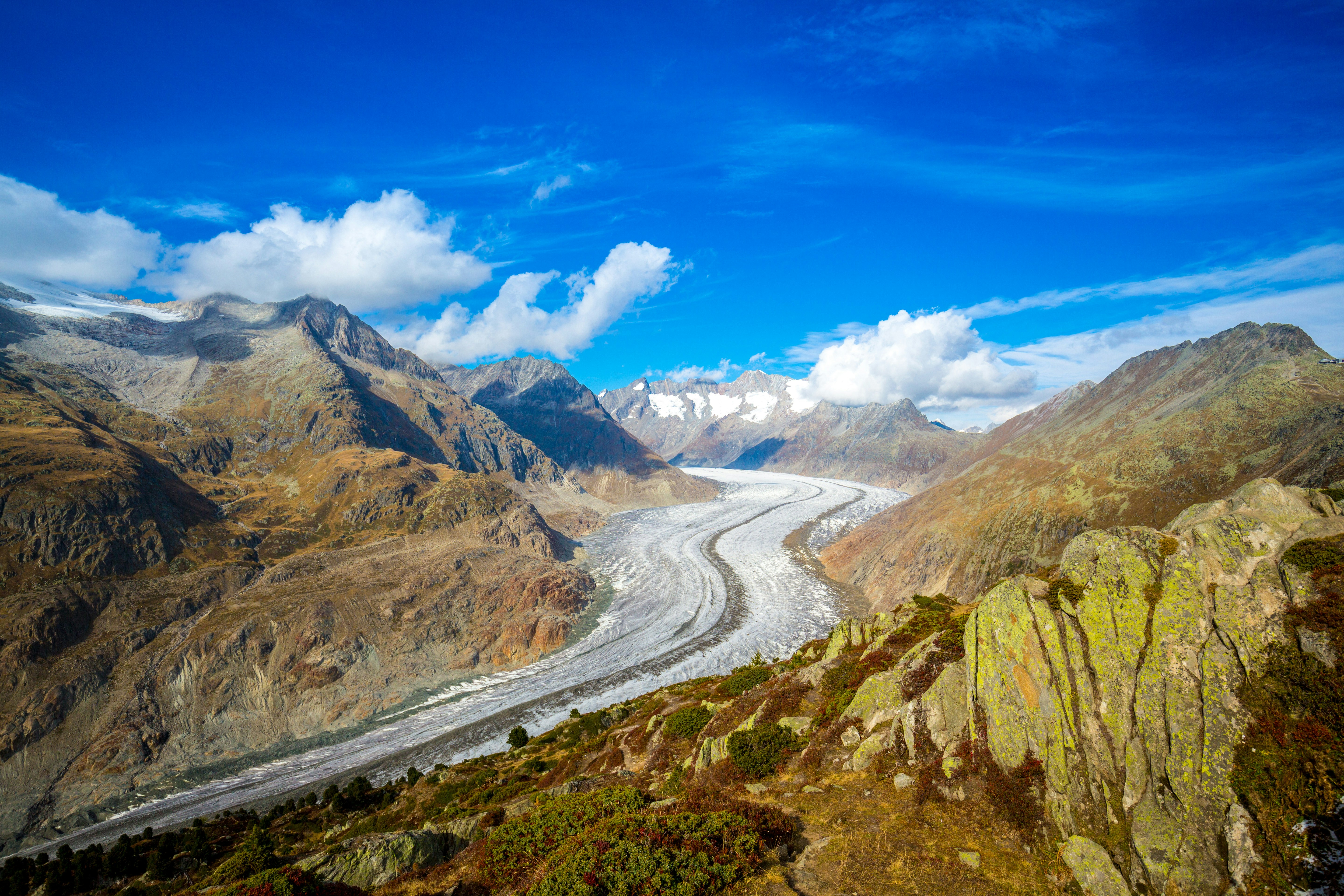 Glacial Arc: A Skyward Bend Through Mountain Roche