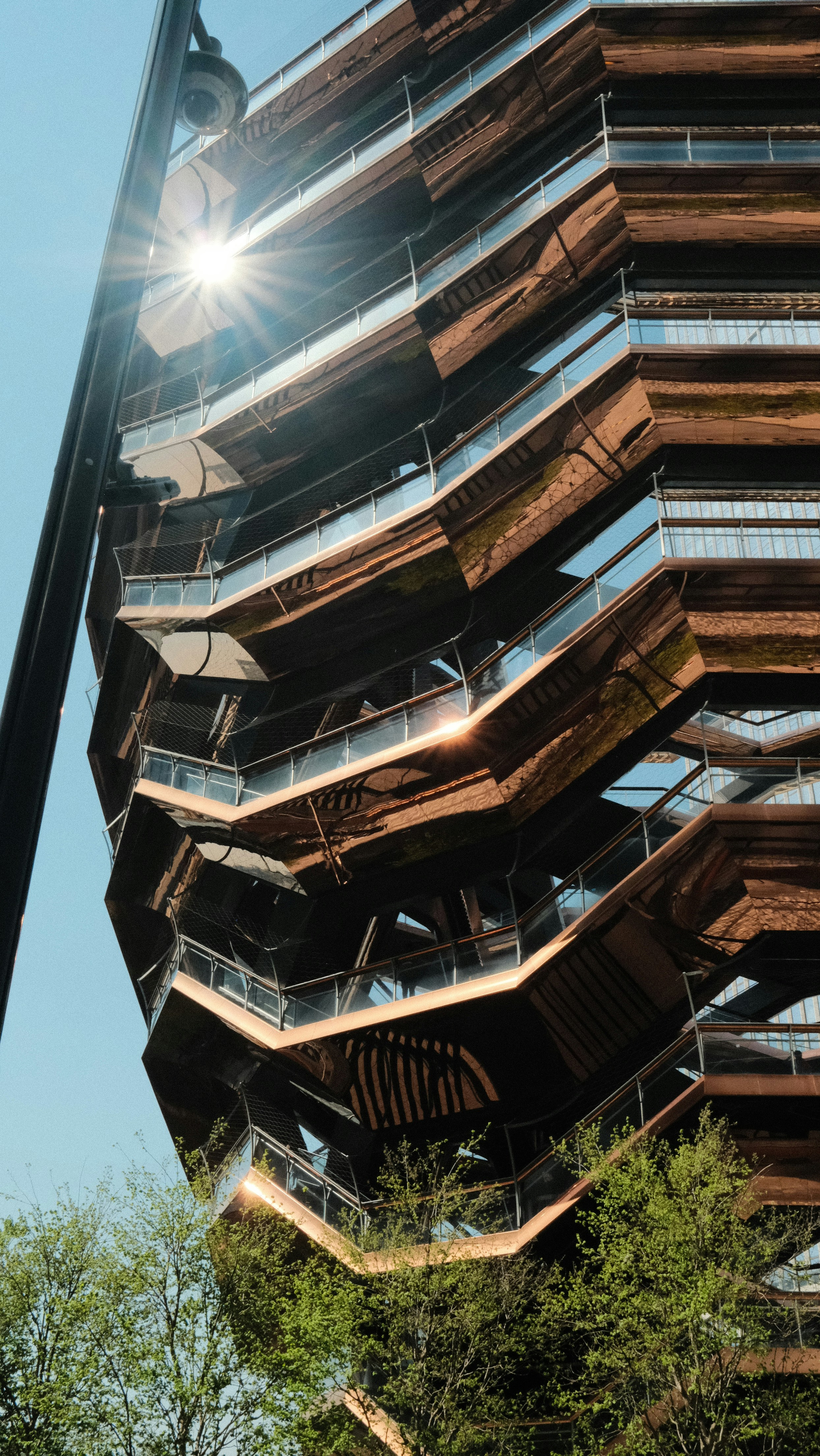 Strata of Steel: A Skyward Facade Reaching for the Sun