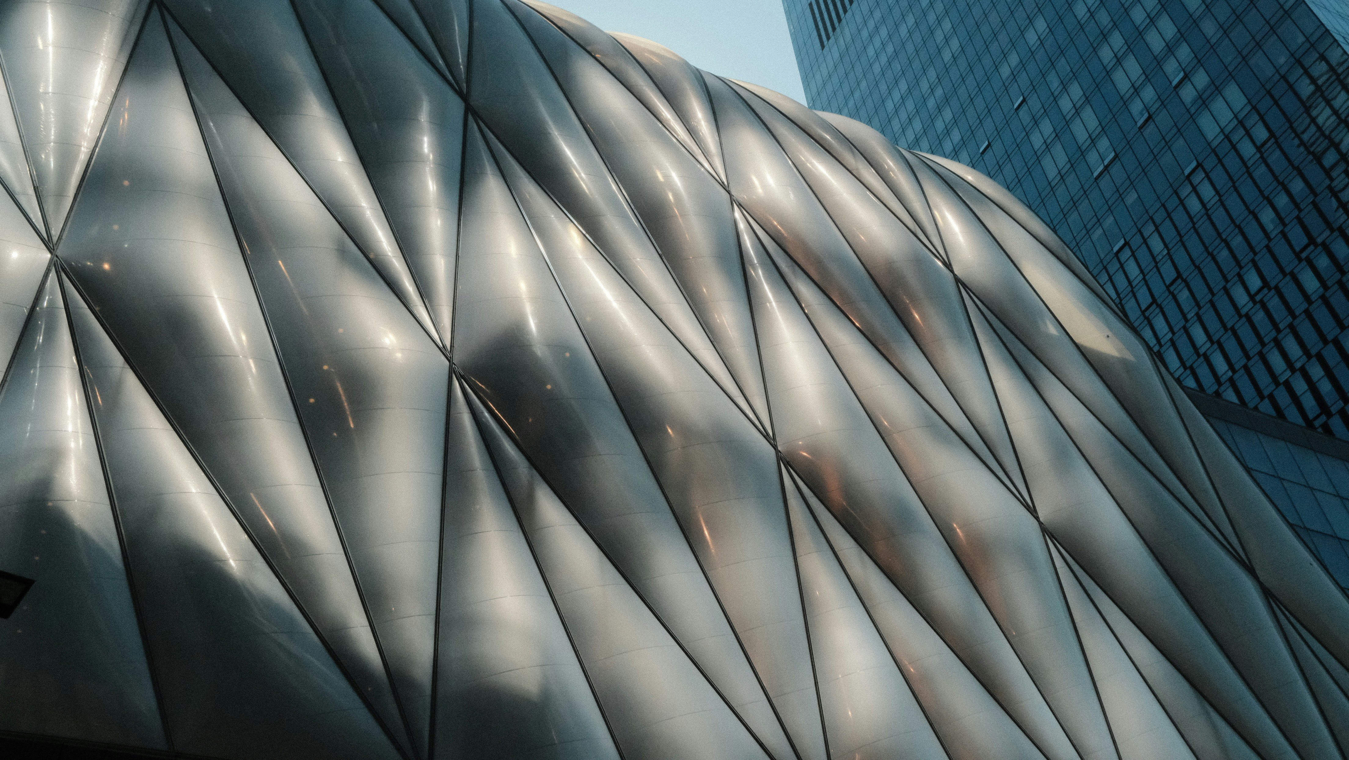 Shimmering Facets of Geometry: A Glimmering Facade