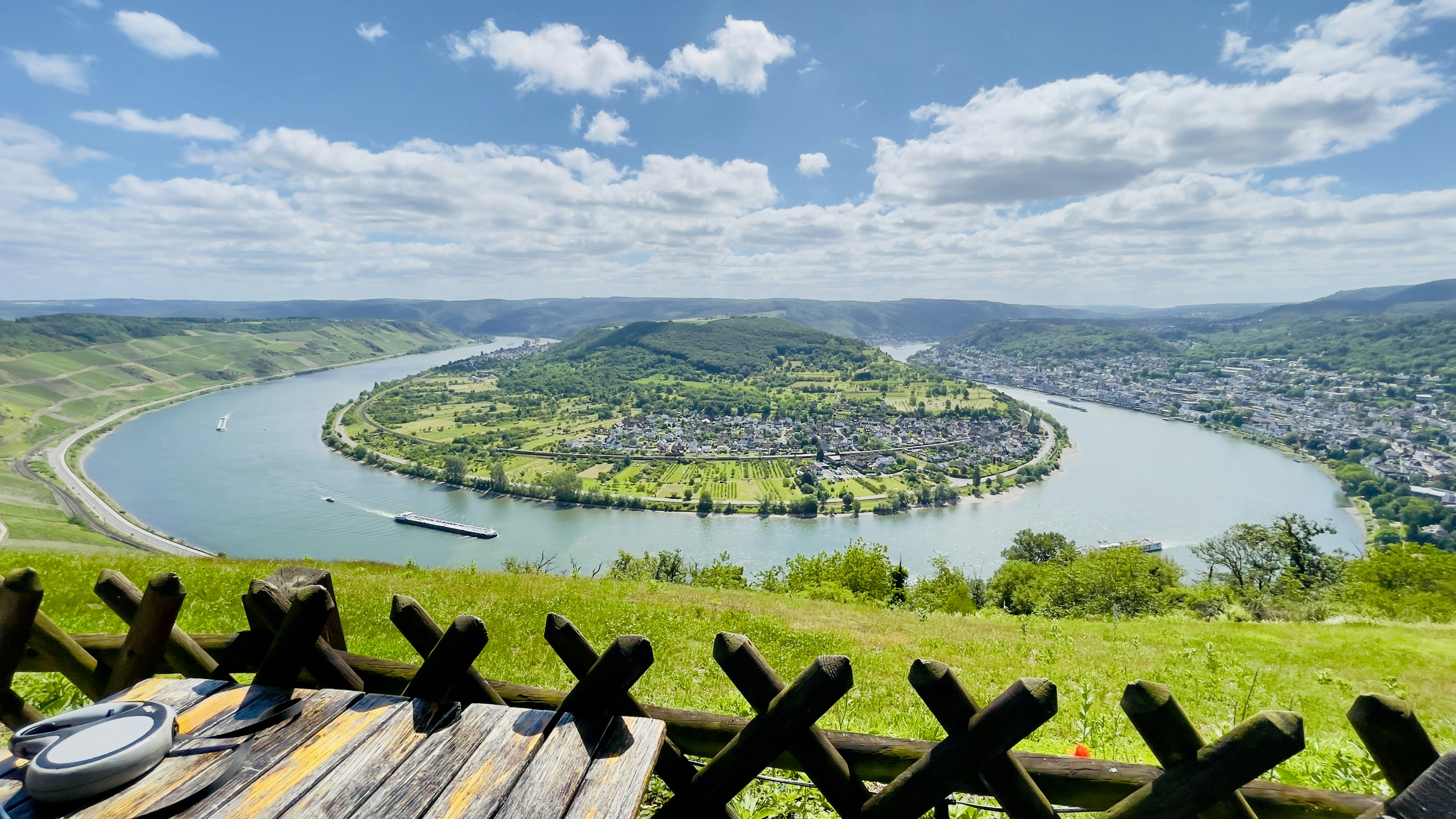 Meander Fringe: A River Meander Encircling a Verdant Peninsula