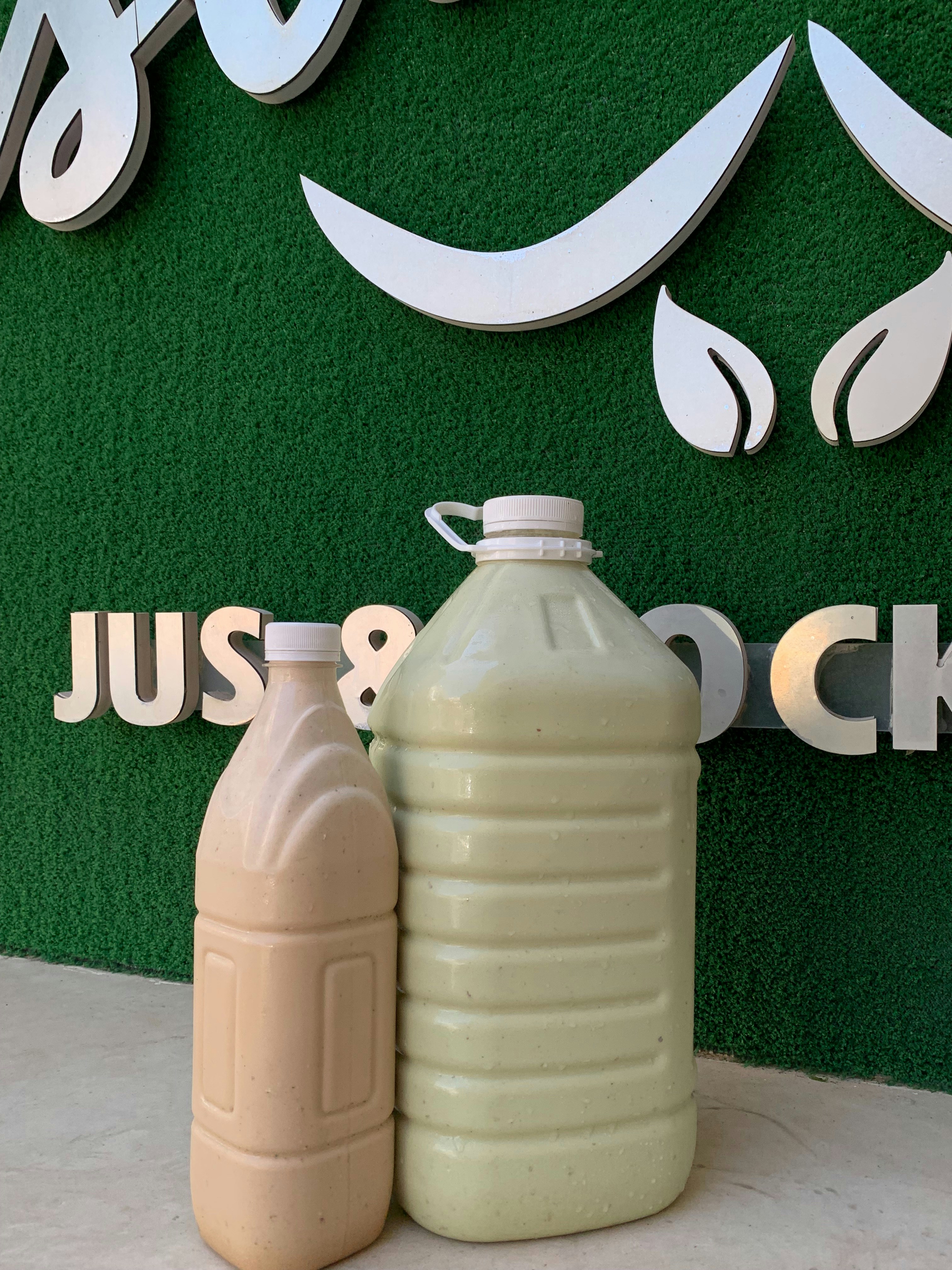 Juices on Display: Green Wall and Bottles in Focus