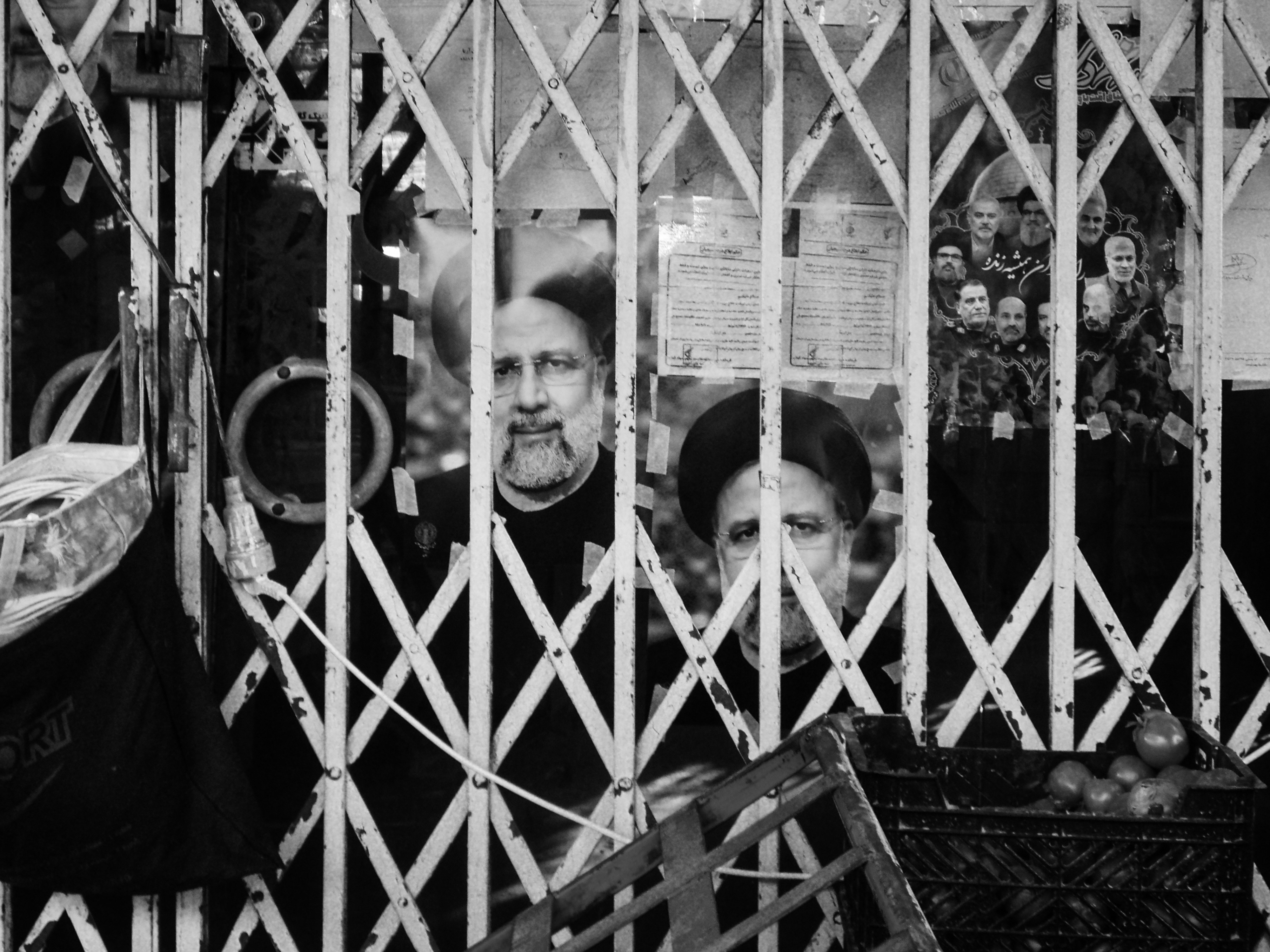 Behind the Mesh: Faces in the Gate of Time