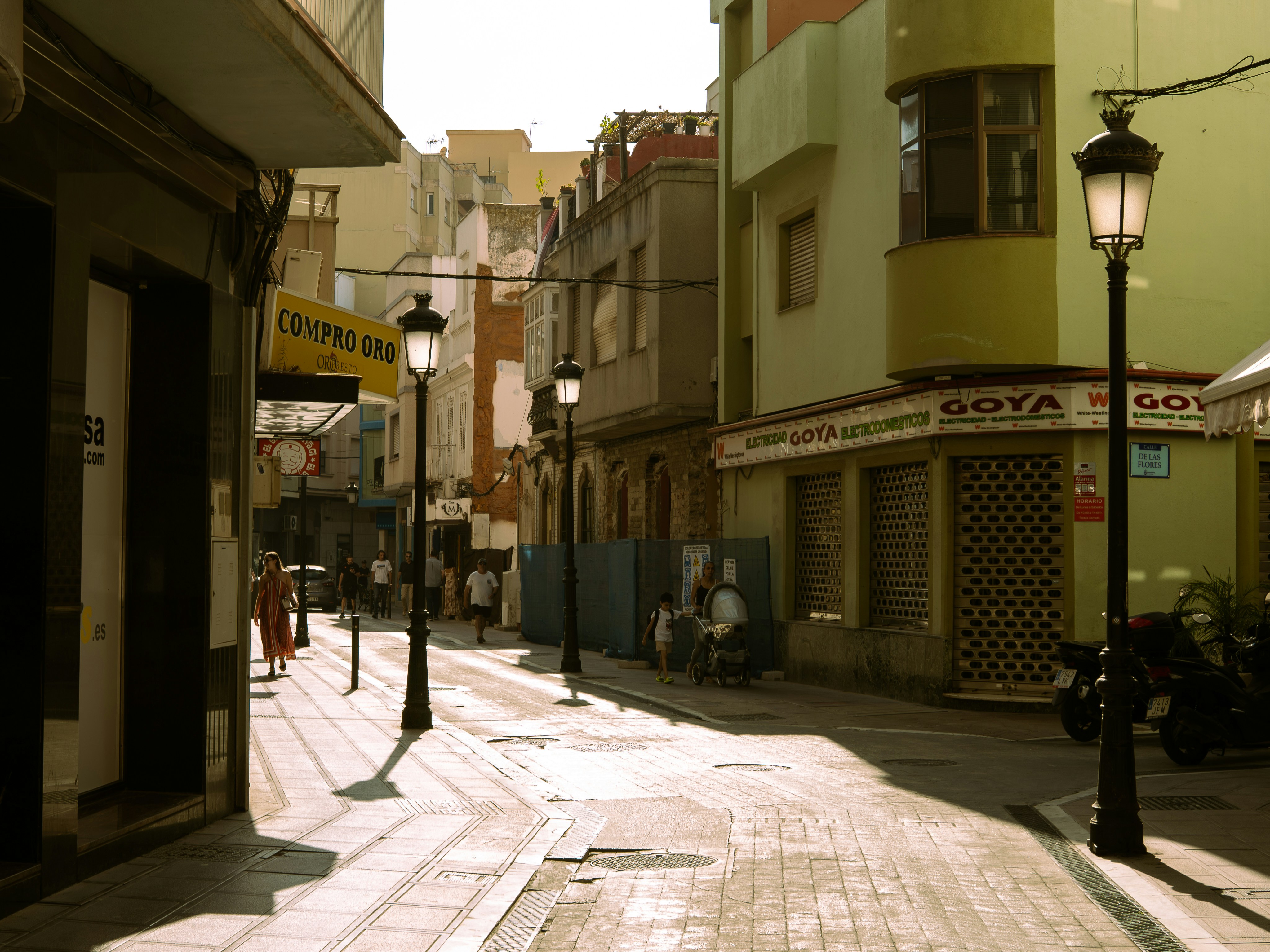 Sunlit Callejón: Lanterns, Shadows, and a Quiet City Moment