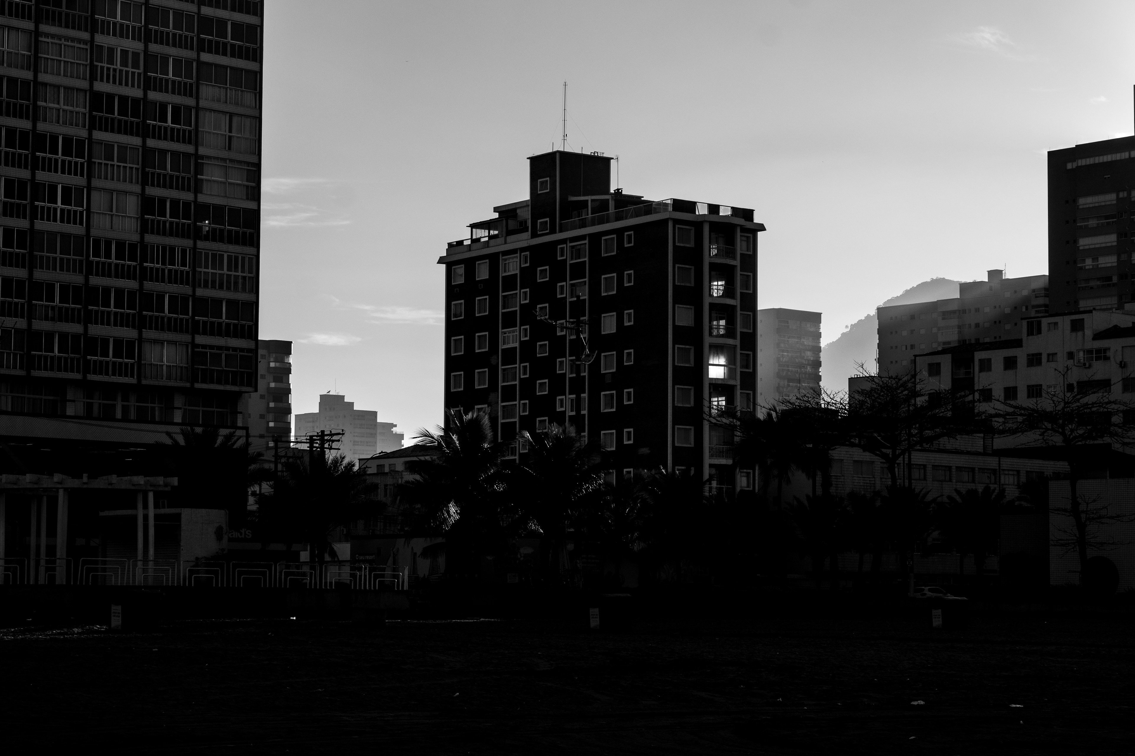 Urban silhouettes at dusk: a quiet horizon among concrete