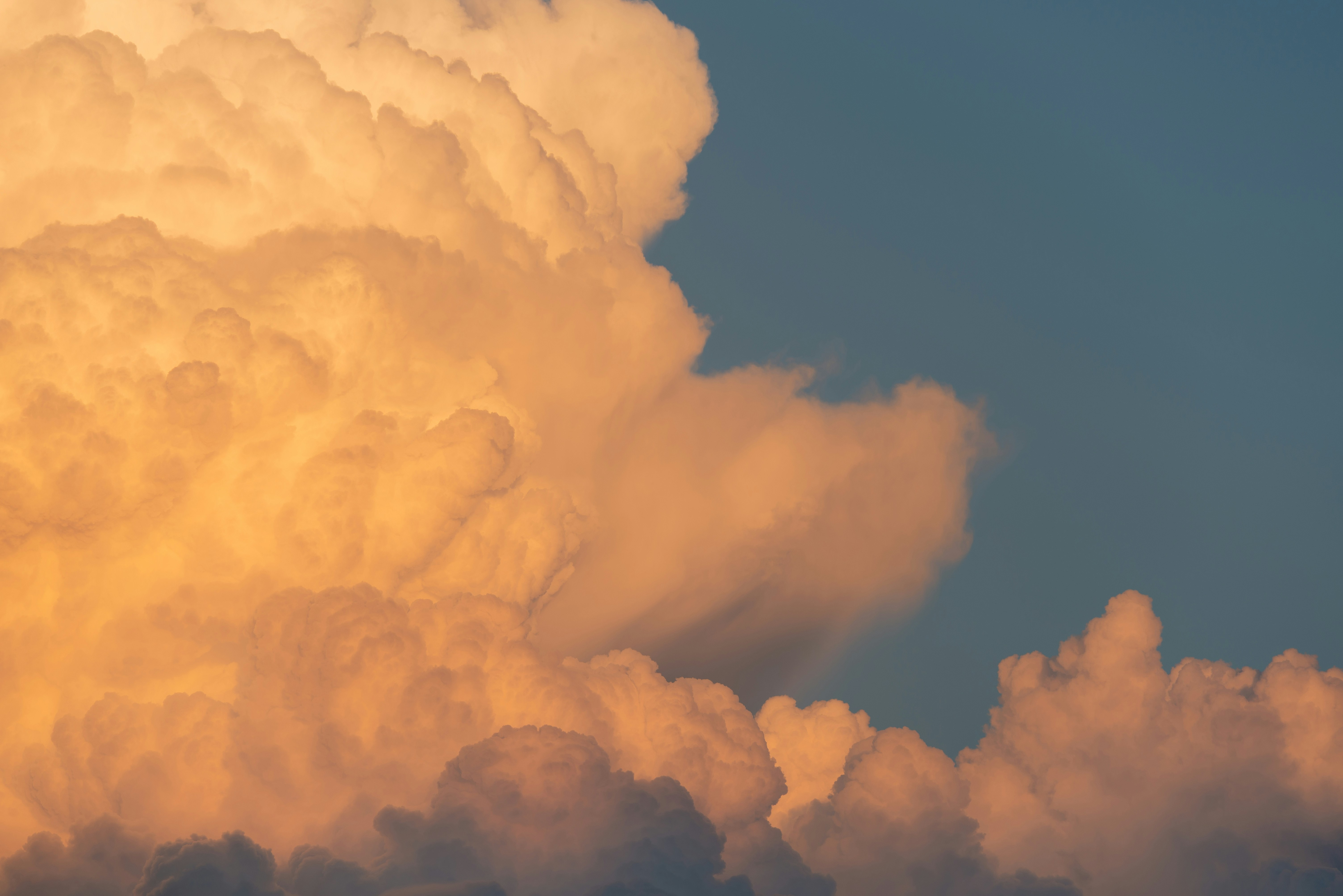 Golden Apex: Sunlit Cumulus Crest</..>