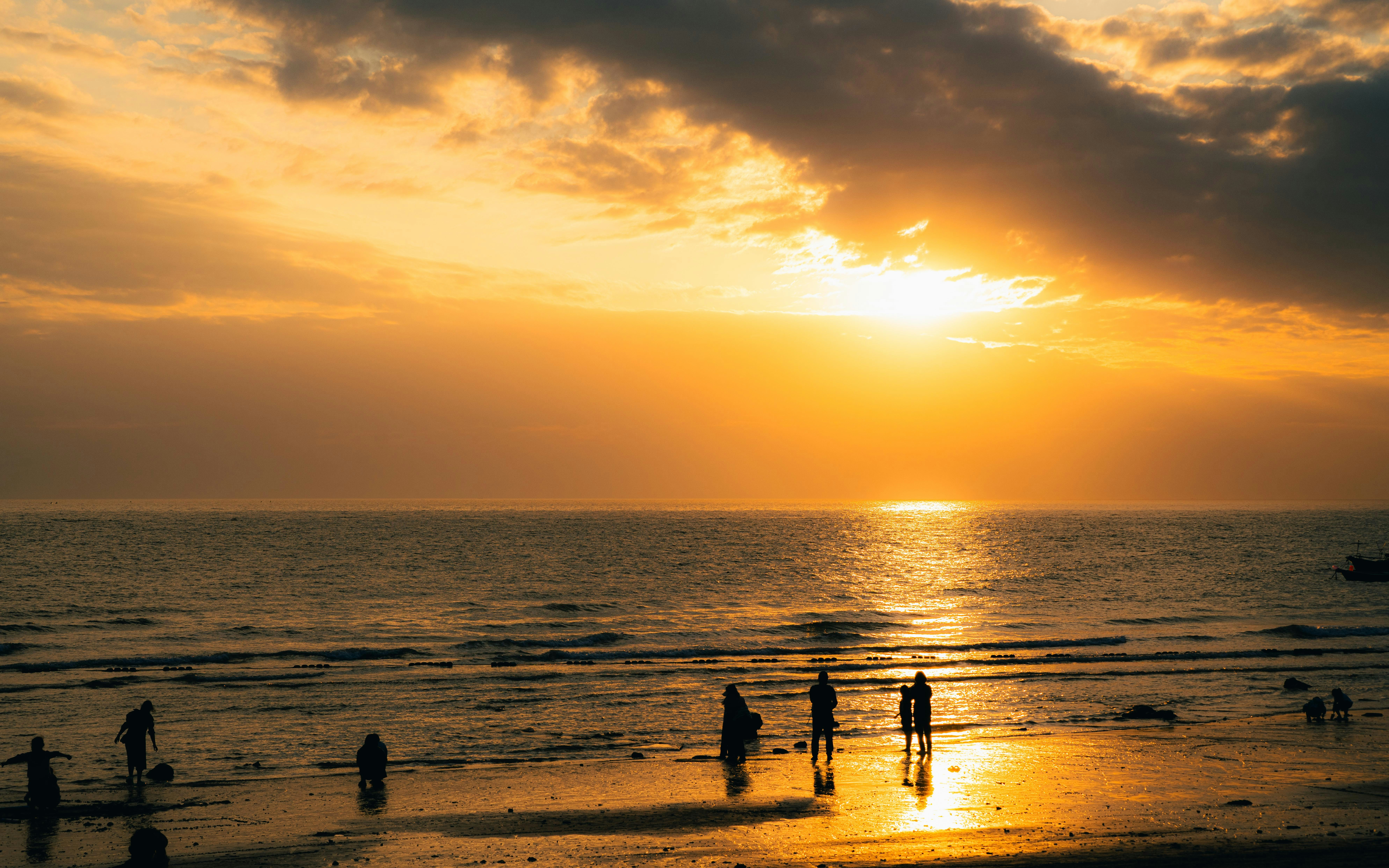 Golden Horizon: Silhouettes at Dusk on the Quiet Shore