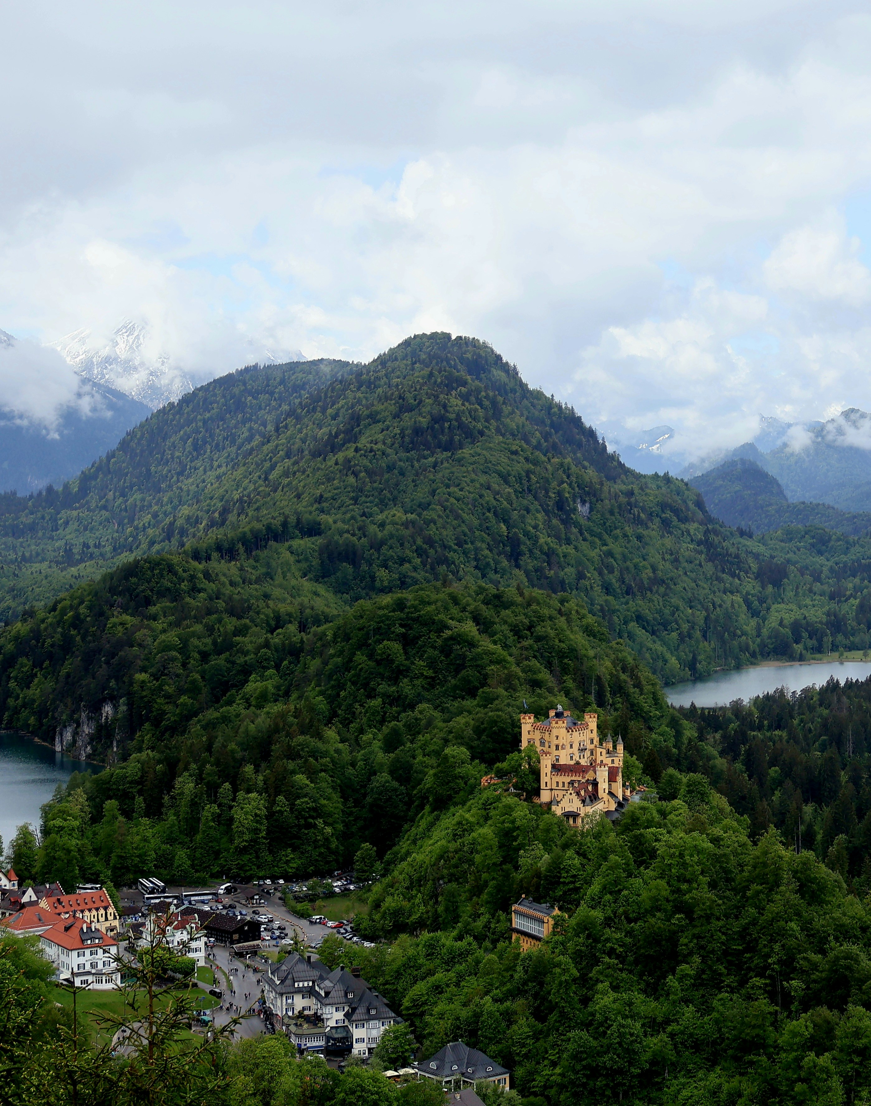 Castle on the Emerald Hill: A Seaside-Edge Village among Green Peaks