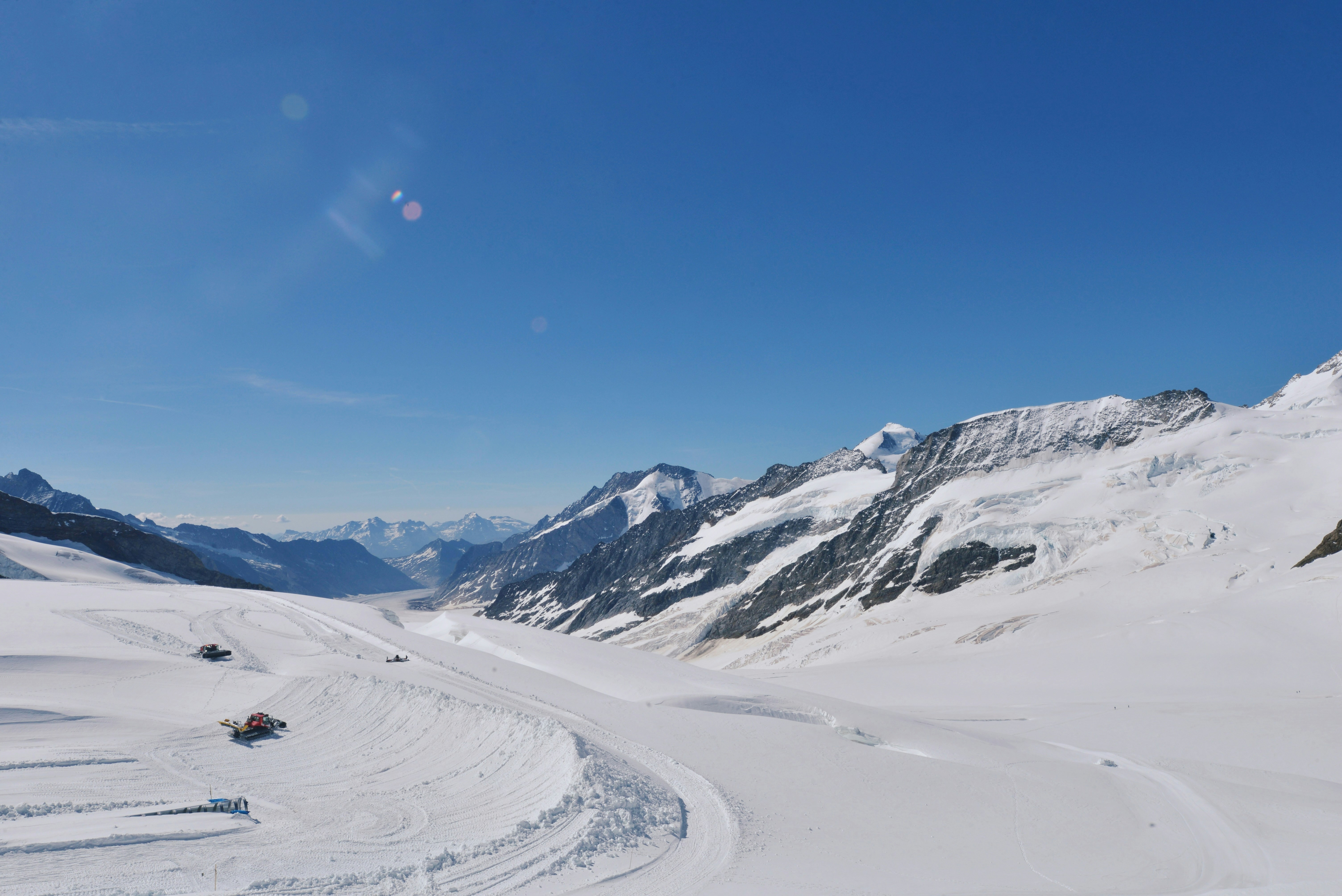 Snowbound Ridge: A Clear Descent Under Open Sky