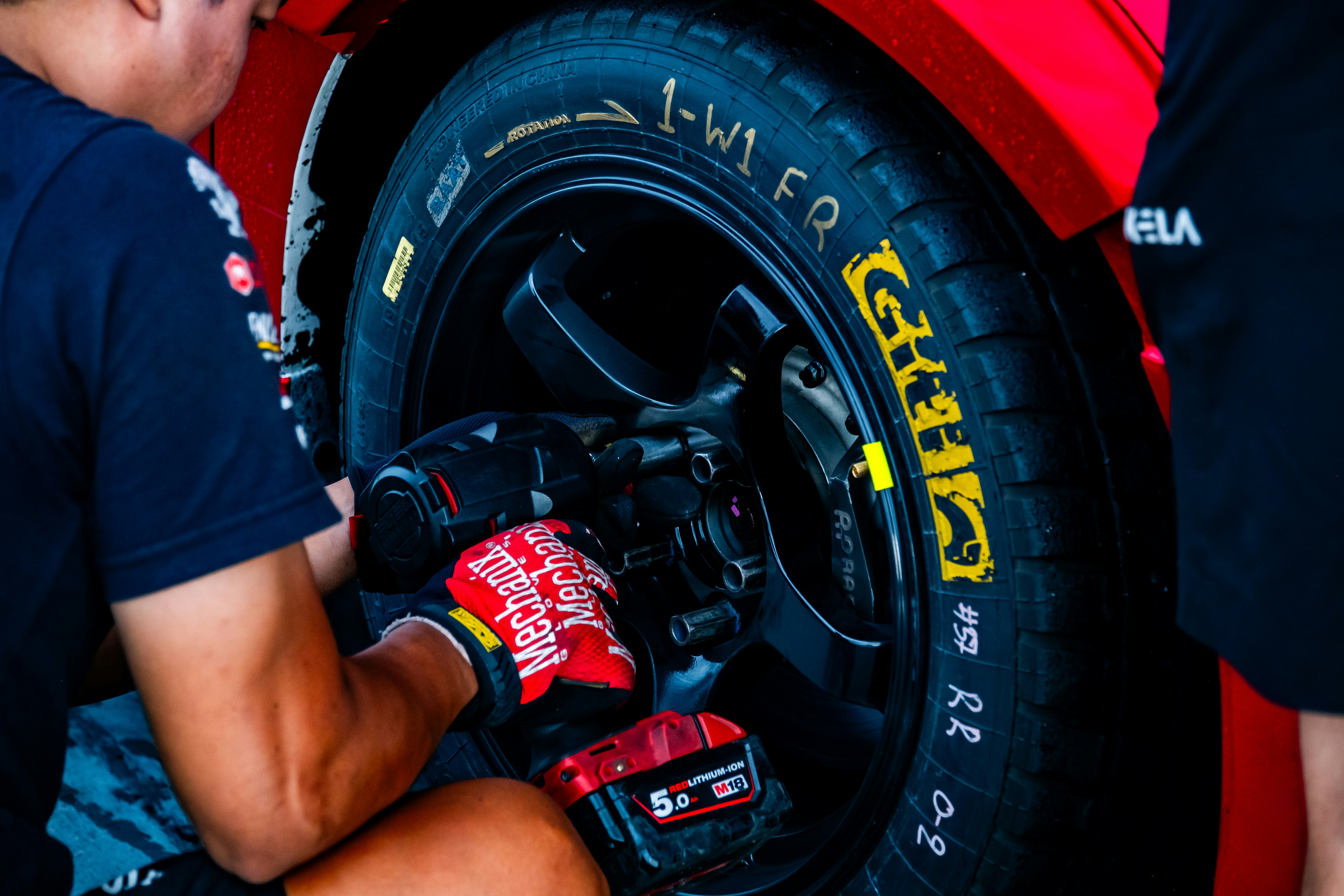 Tire Change Under Pressure: Mechanic’s Precision in a Pit