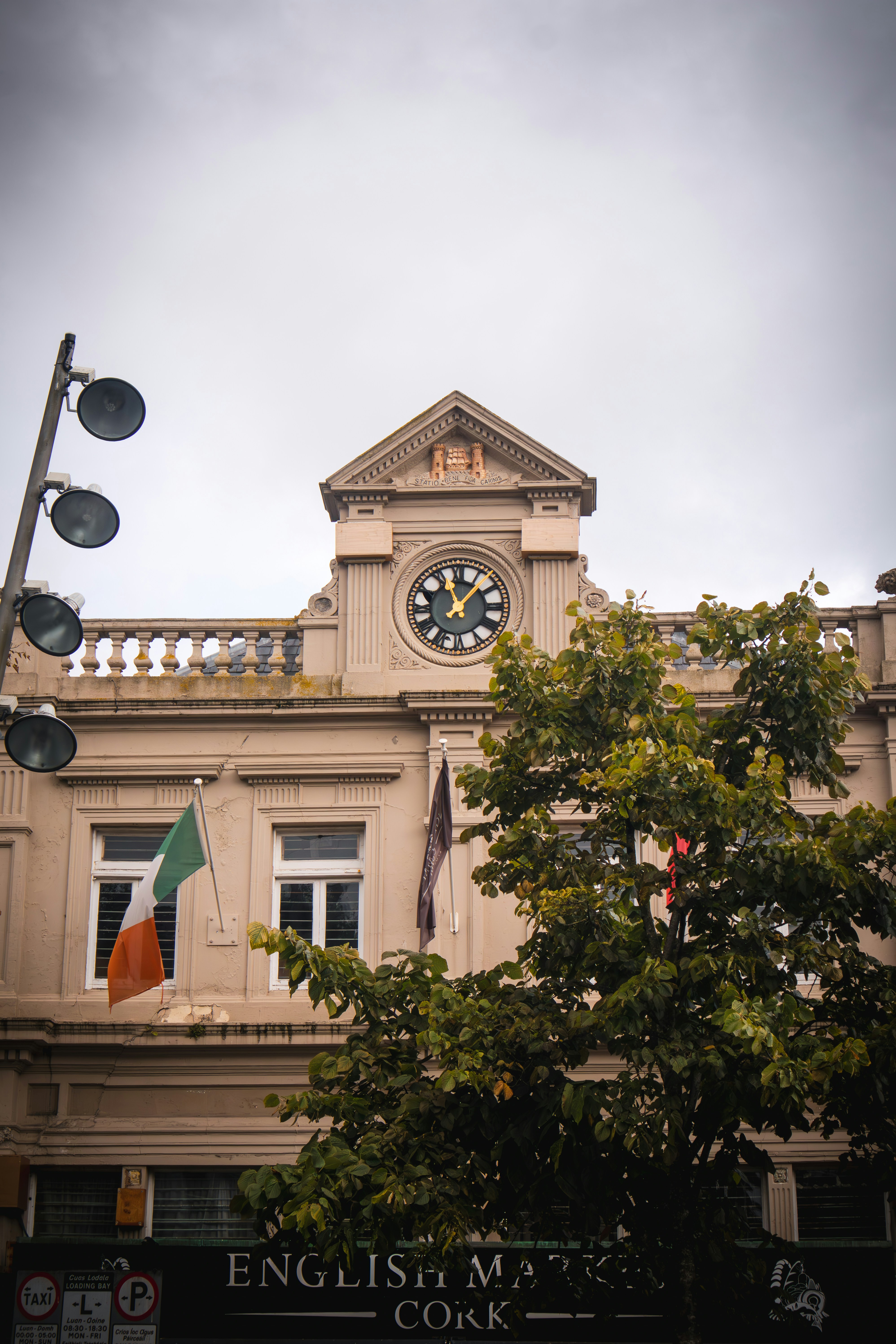 A collection of photographs captured in Cork, Ireland, showcasing the city’s unique blend of historic charm, colorful architecture, and natural beauty. Taken during different moments of exploration, these images reflect the atmosphere of Irish streets, cozy urban corners, autumn landscapes, and everyday life under soft, moody light. Shot with a Canon EOS M100 and kit lens, the series highlights textures, colors, and details that define the character and warmth of Cork and its surroundings.