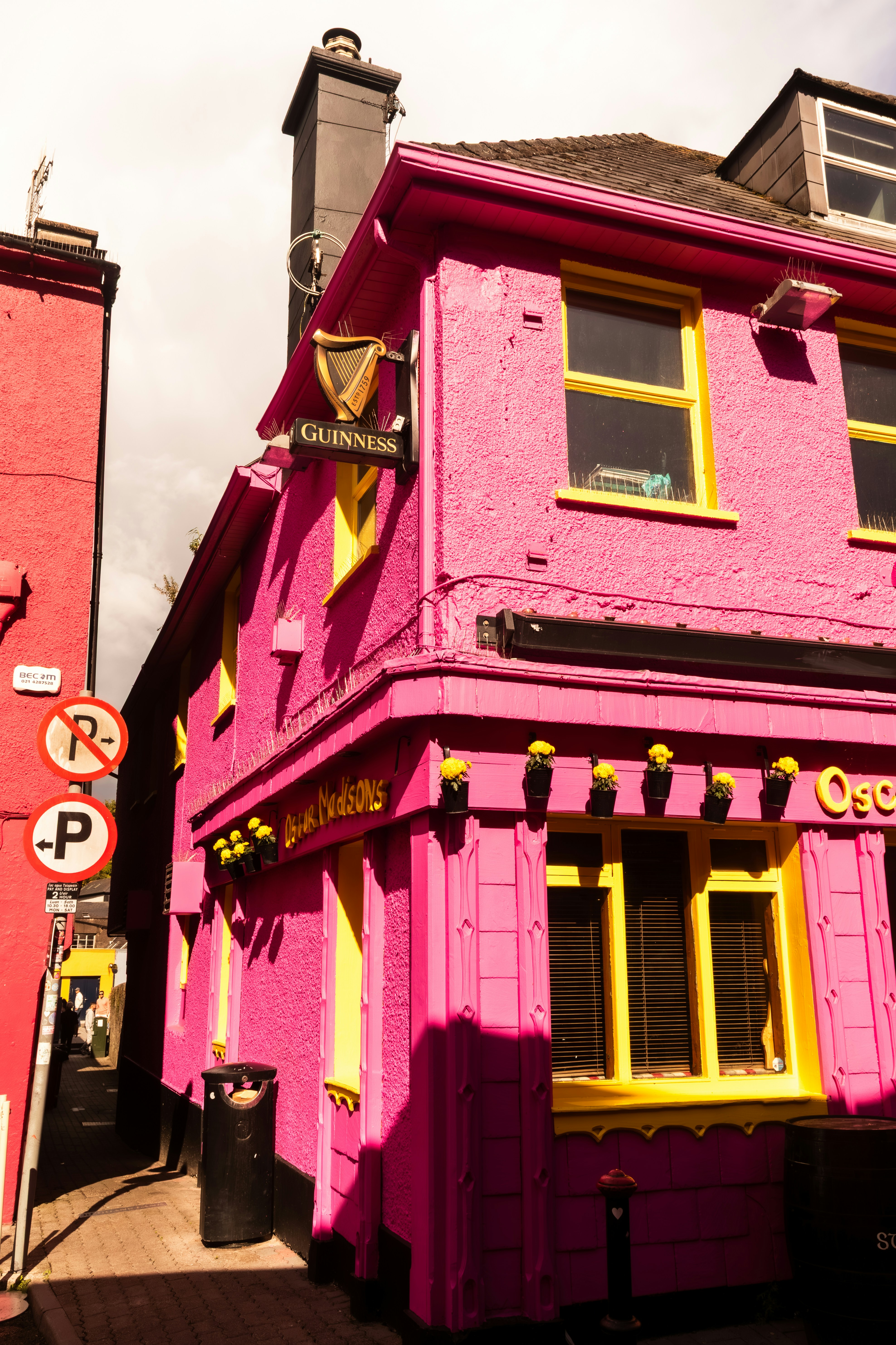 A collection of photographs captured in Cork, Ireland, showcasing the city’s unique blend of historic charm, colorful architecture, and natural beauty. Taken during different moments of exploration, these images reflect the atmosphere of Irish streets, cozy urban corners, autumn landscapes, and everyday life under soft, moody light. Shot with a Canon EOS M100 and kit lens, the series highlights textures, colors, and details that define the character and warmth of Cork and its surroundings.
