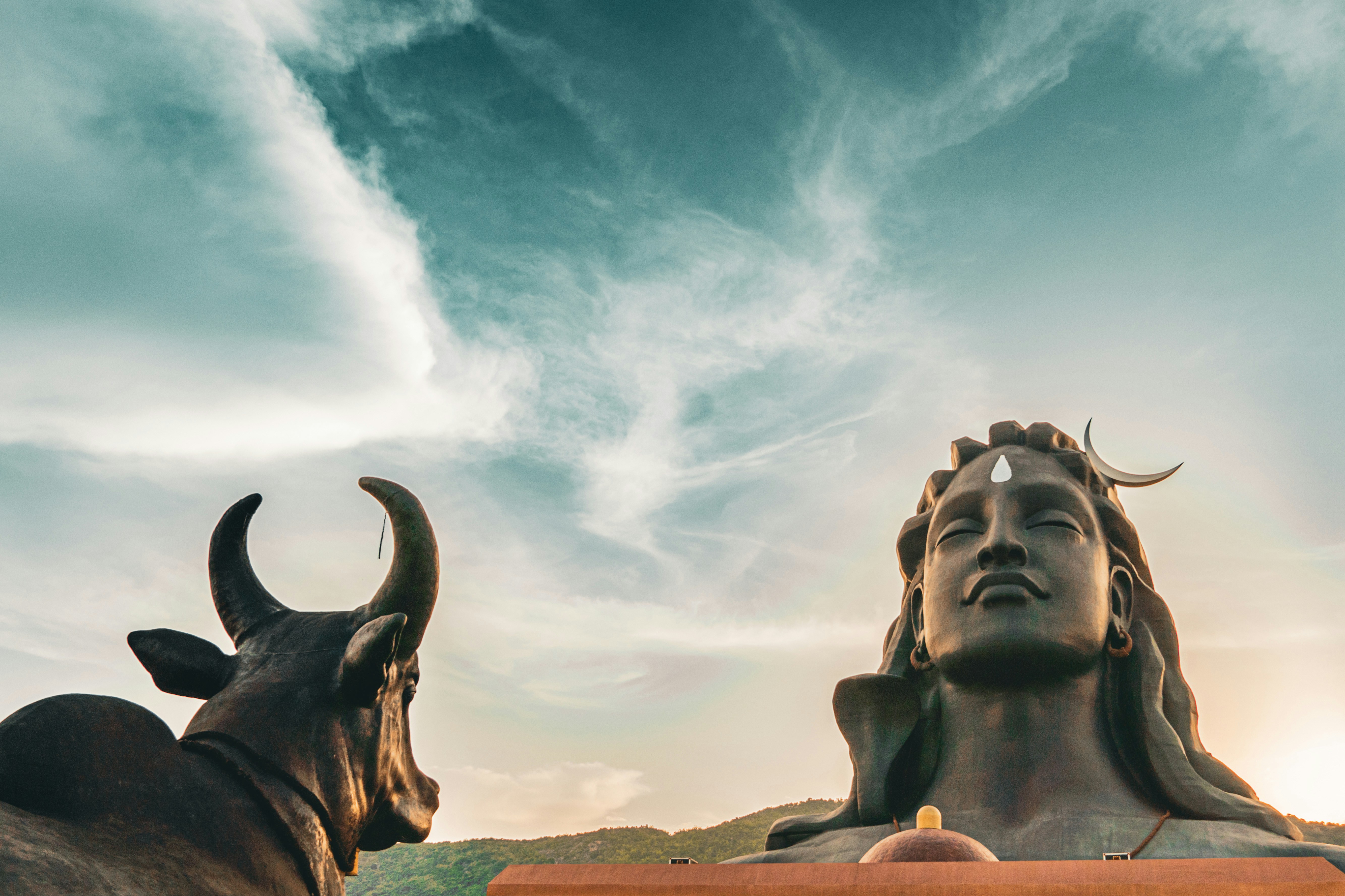 Guardian of the Horizon: A colossal serene statue gazing toward the sky