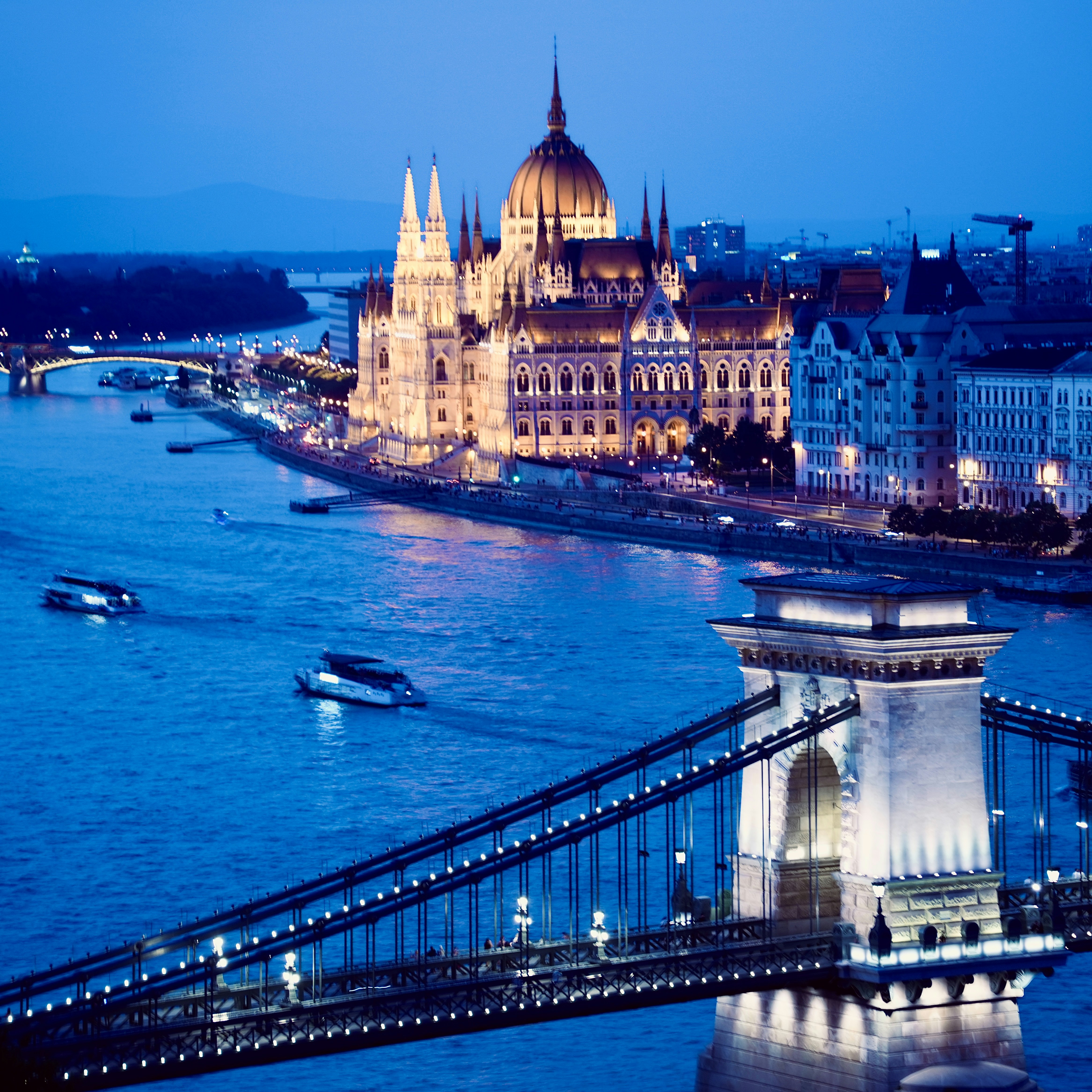 Dawn on the Chain Bridge: Budapest’s Bathed Spires and Danube