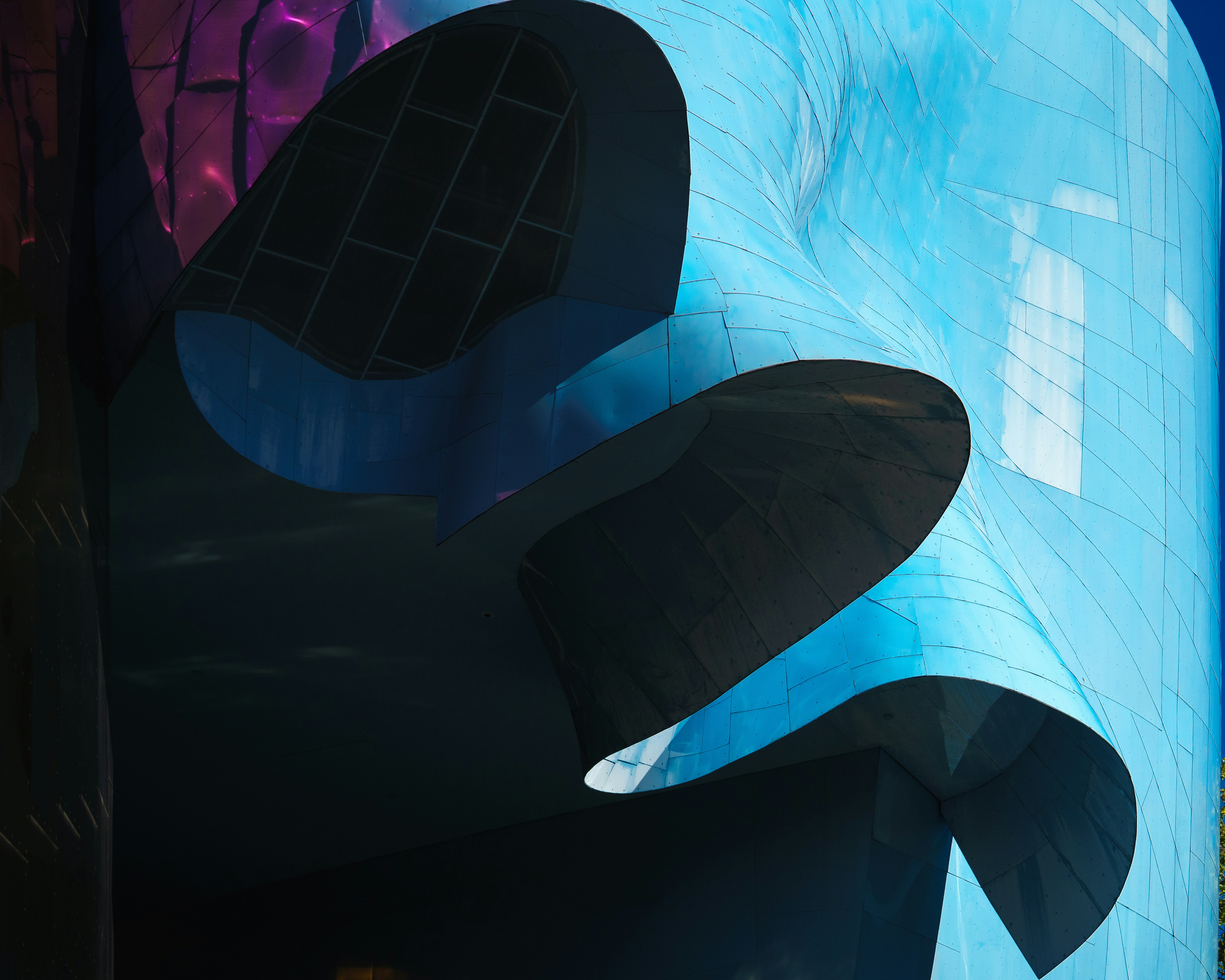 Blue Architecture: Folded Curves in Motion