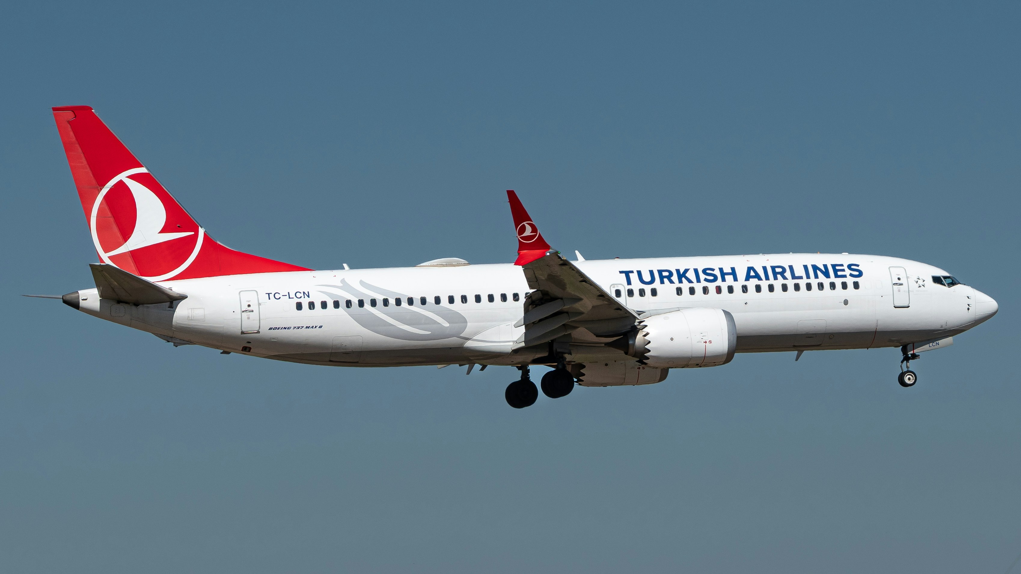 Turkish Airlines A320 in Profile: Flight Against a Clear Sky
