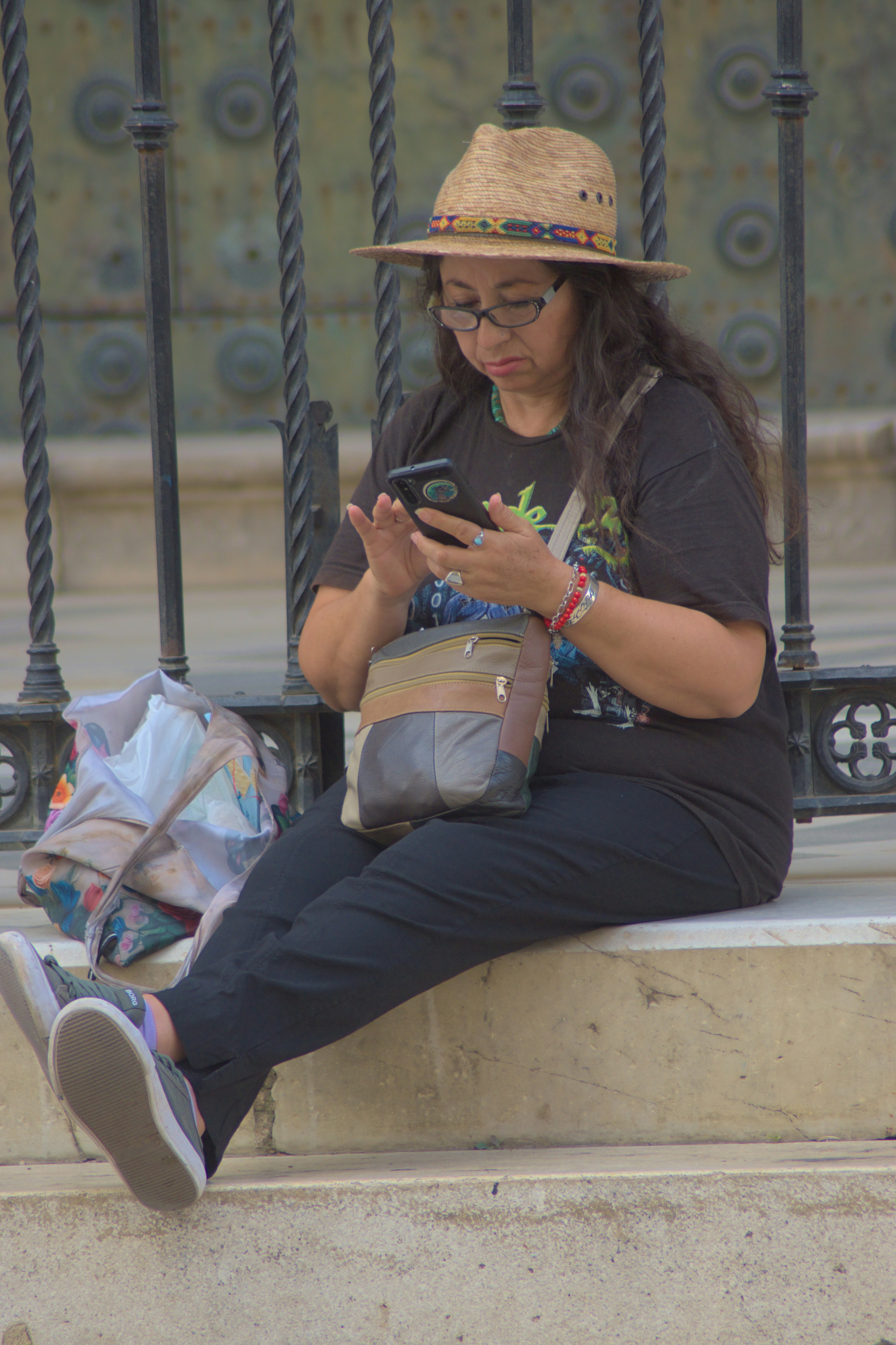 Focused Glow: Reading the Screen in a City Afternoon