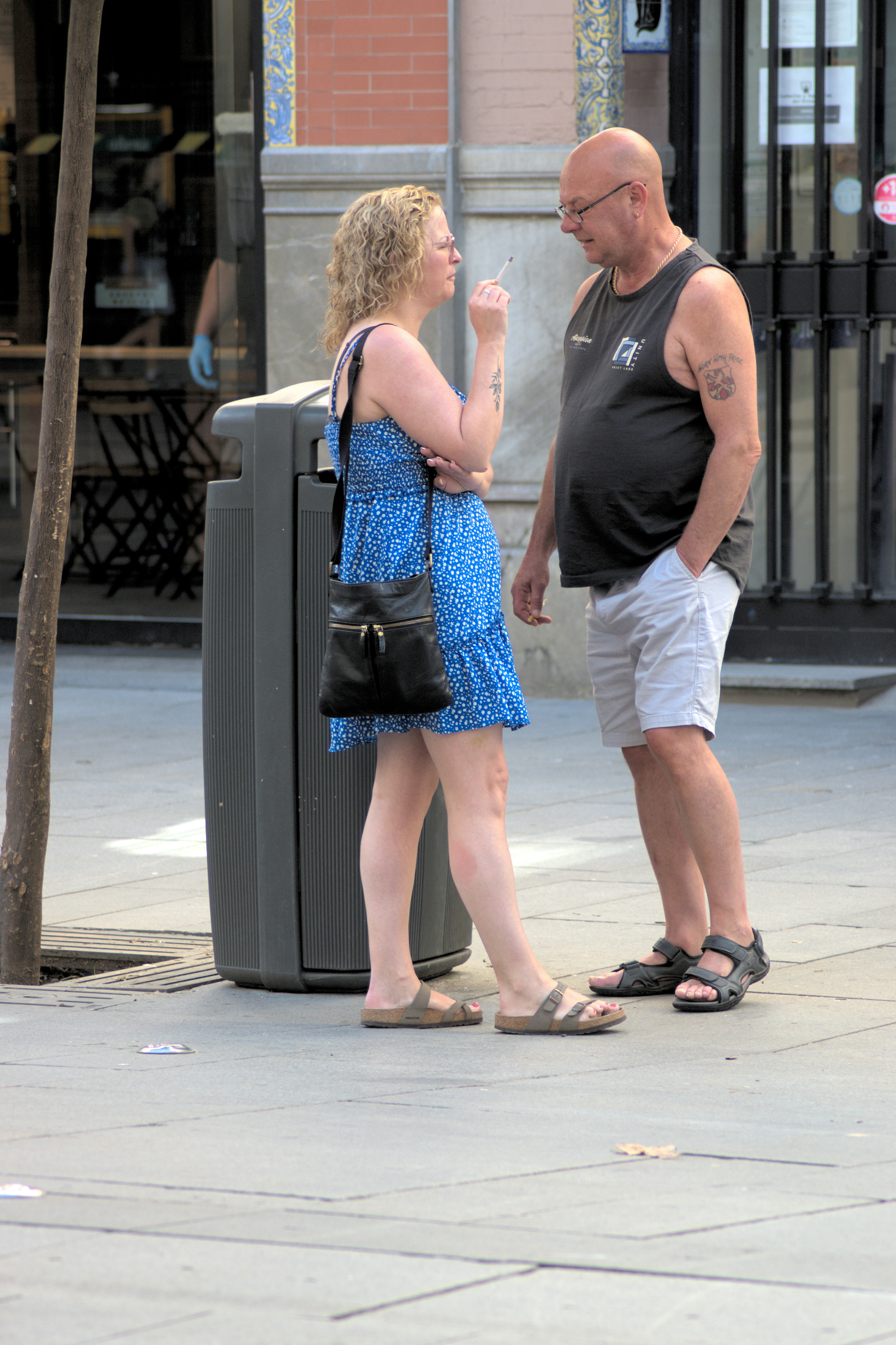 Conversation in Sunlit Street: A Casual Exchange